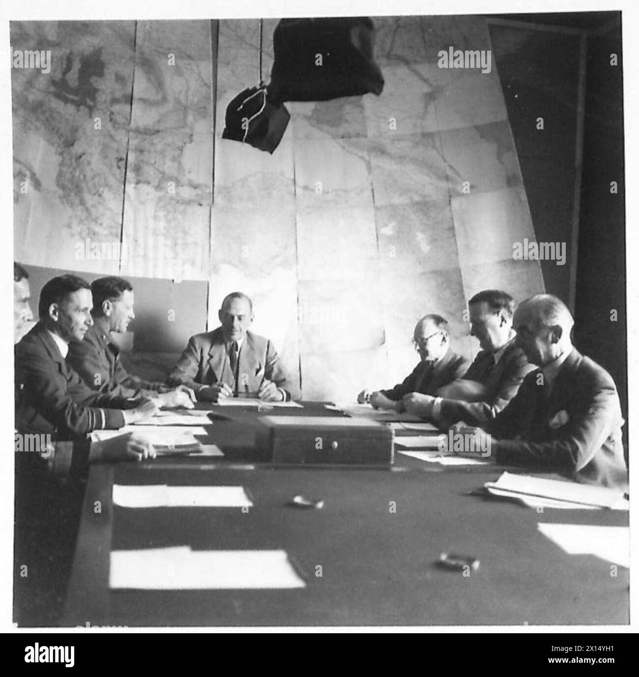The Middle East War Council meets in session with the Minister of State ...
