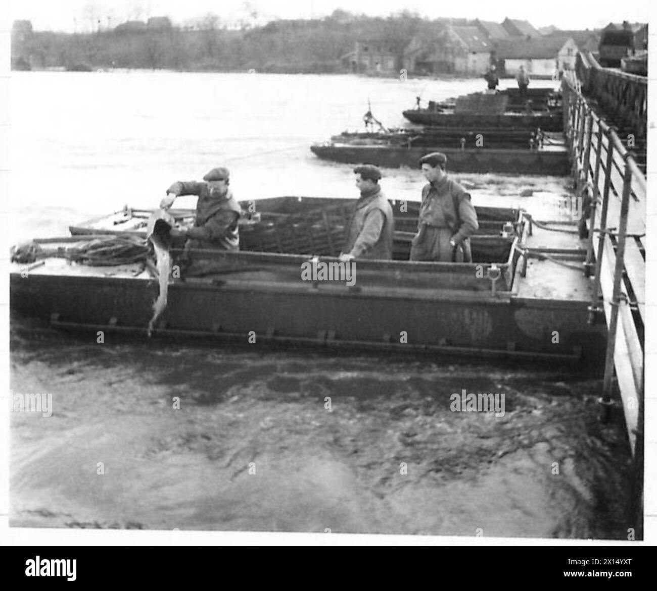 RIVER MEUSE IN FLOOD (BRIDGE AT BERG) - Sappers bail out the water in ...