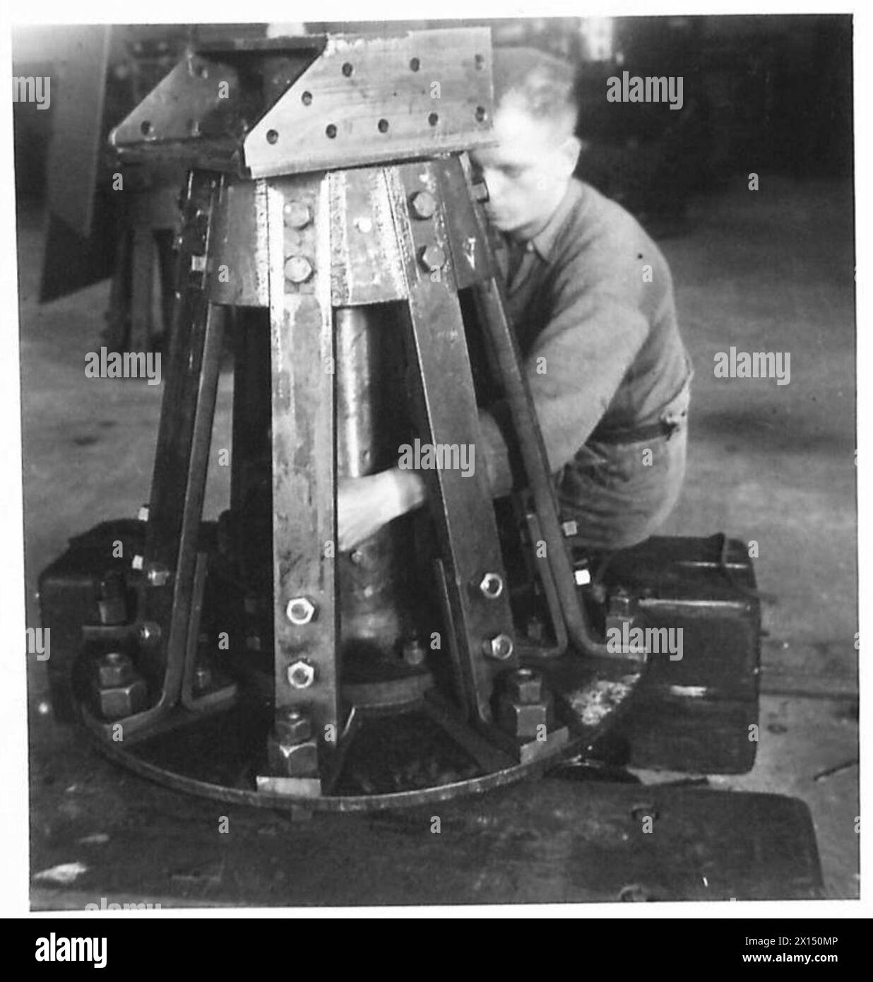 NEW 75mm GUN MOUNTING - The pedestal mounting on which the gun ...
