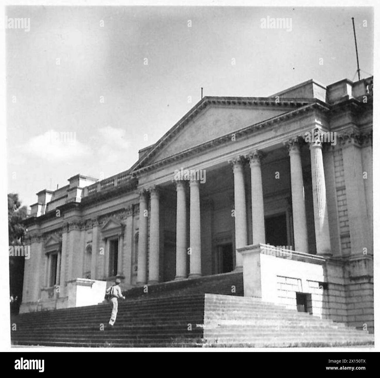 ROME : SWISS GUARD - Capt. Carr walks up the steps of the British ...