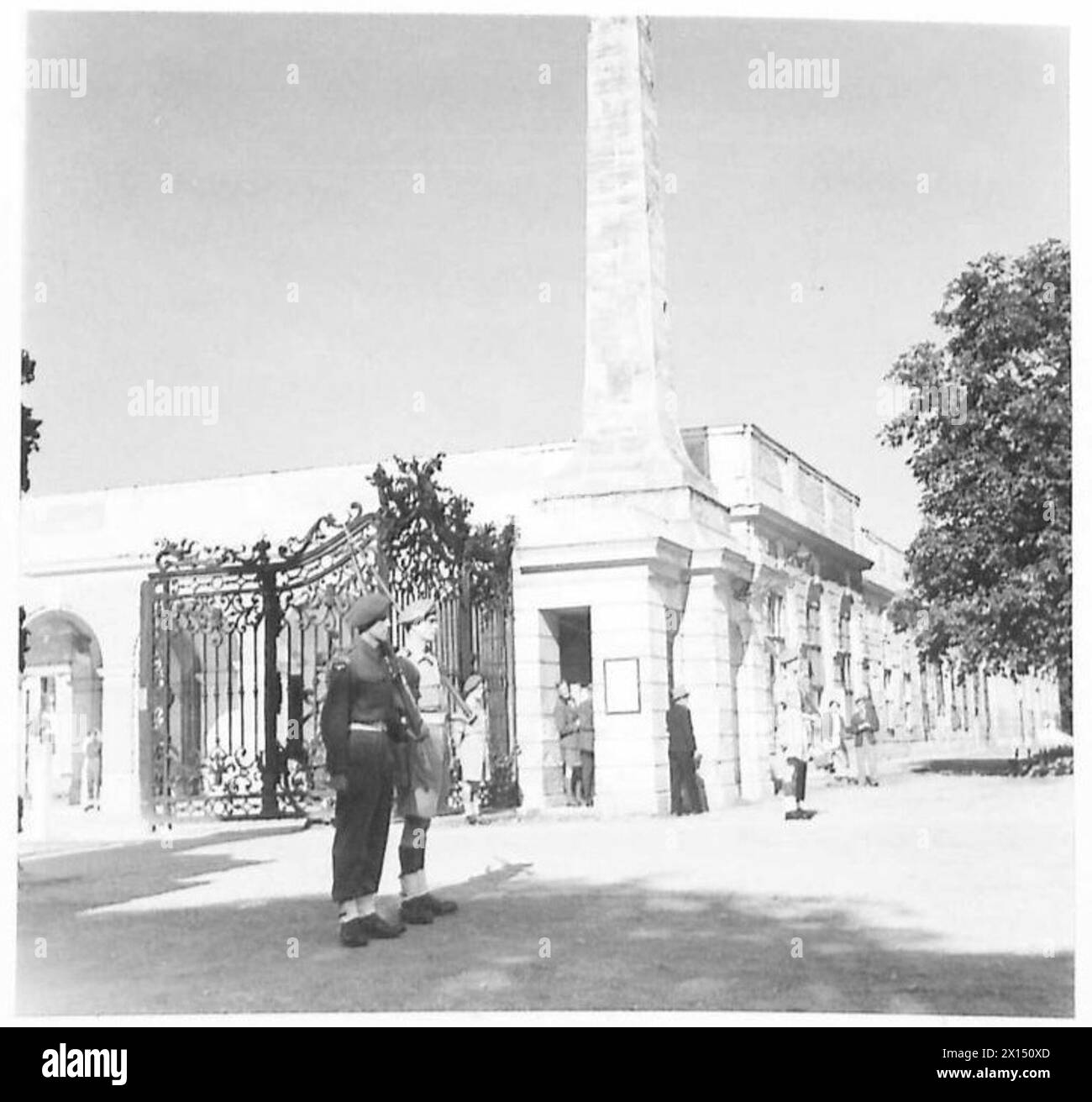 VIENNA : CHANGING OF THE GUARD - The sentries change over British Army ...