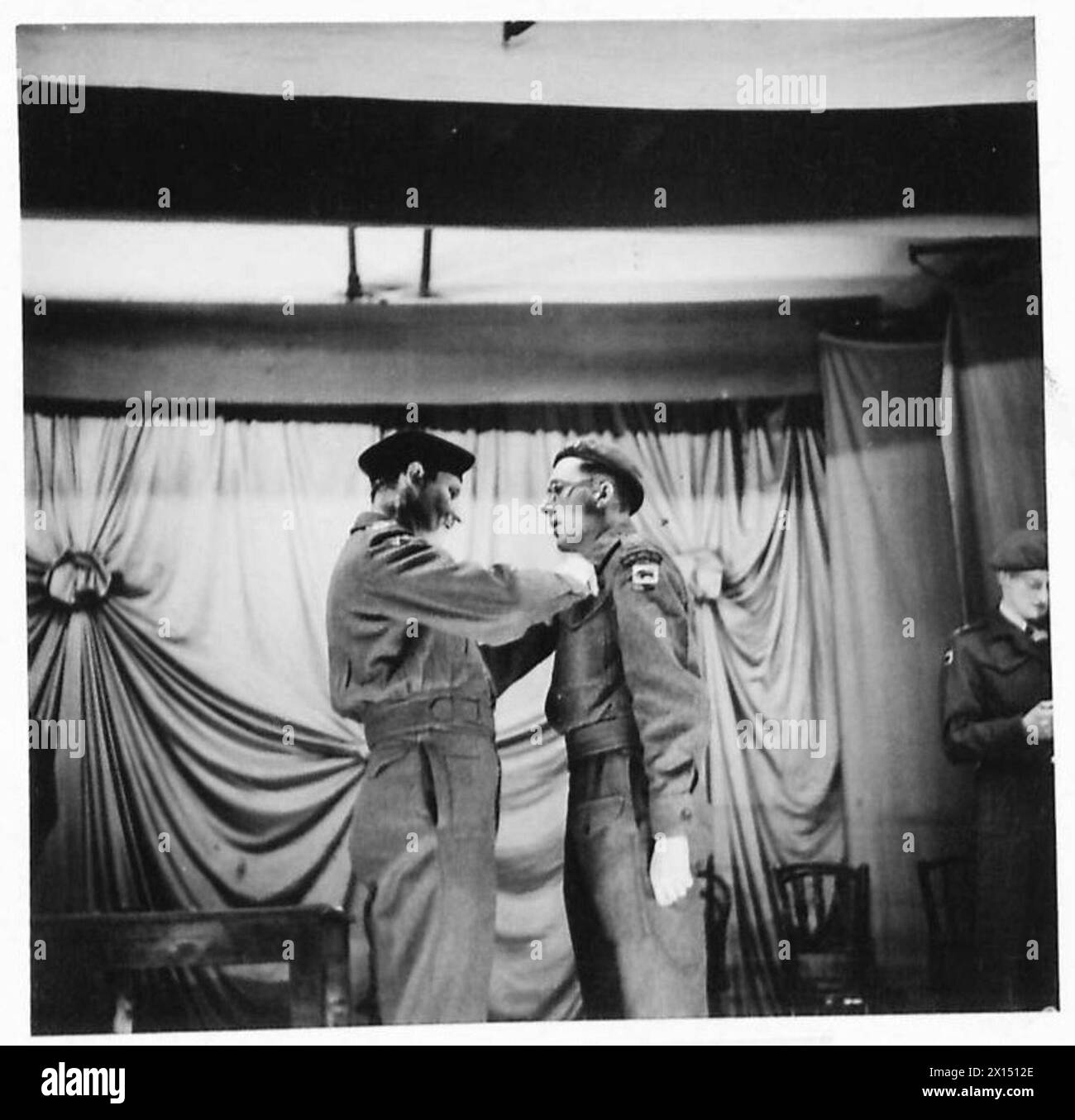 11th ARMOURED DIV INVESTITURE - Lt R.E. Hampton, 151 Fd Regt RA ...