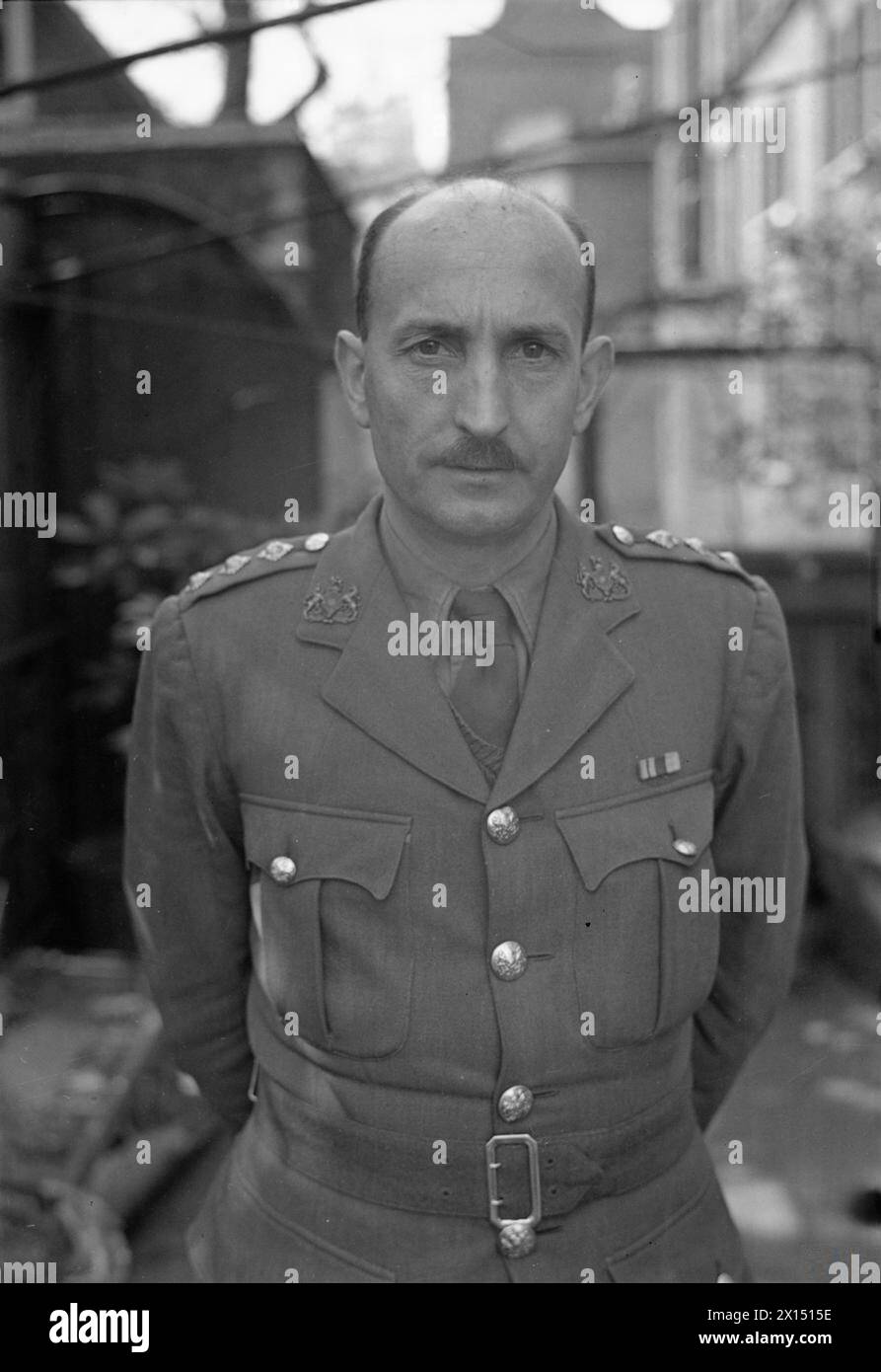 BRITISH OFFICIAL WAR ARTISTS OF THE SECOND WORLD WAR - Half length ...