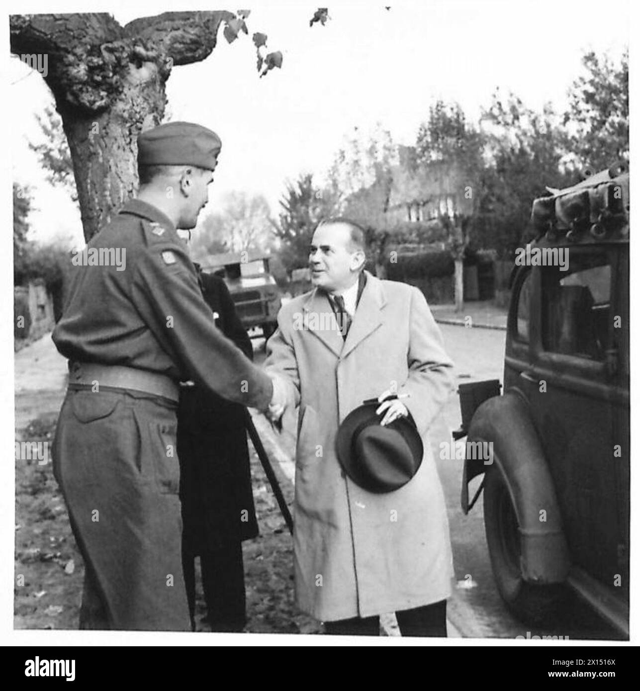 SENOR EMILIO DELBOY (PERU) VISITS A BATTLE SCHOOL IN EASTERN COMMAND ...