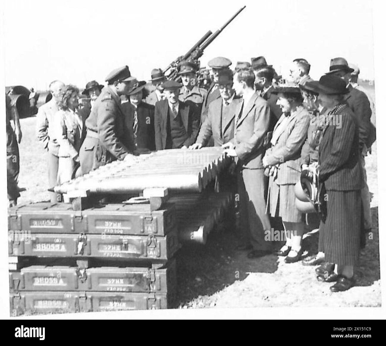 H.R.H. THE PRINCESS ROYAL VISITS MIXED HEAVY ANTI-AIRCRAFT BATTERY ...