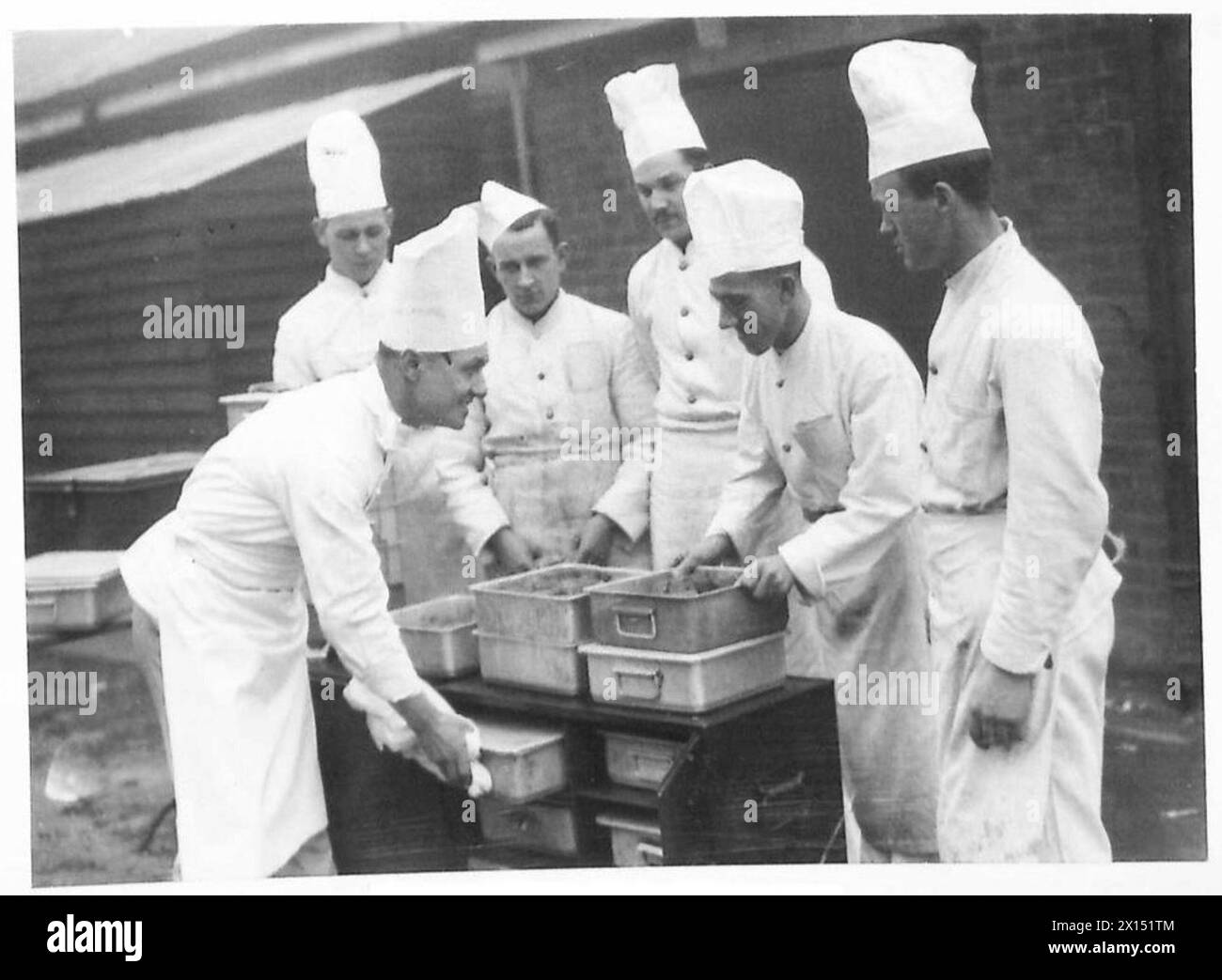 ARMY SCHOOL OF COOKERY, ALDERSHOT - Modern army cooker and hot-plates ...