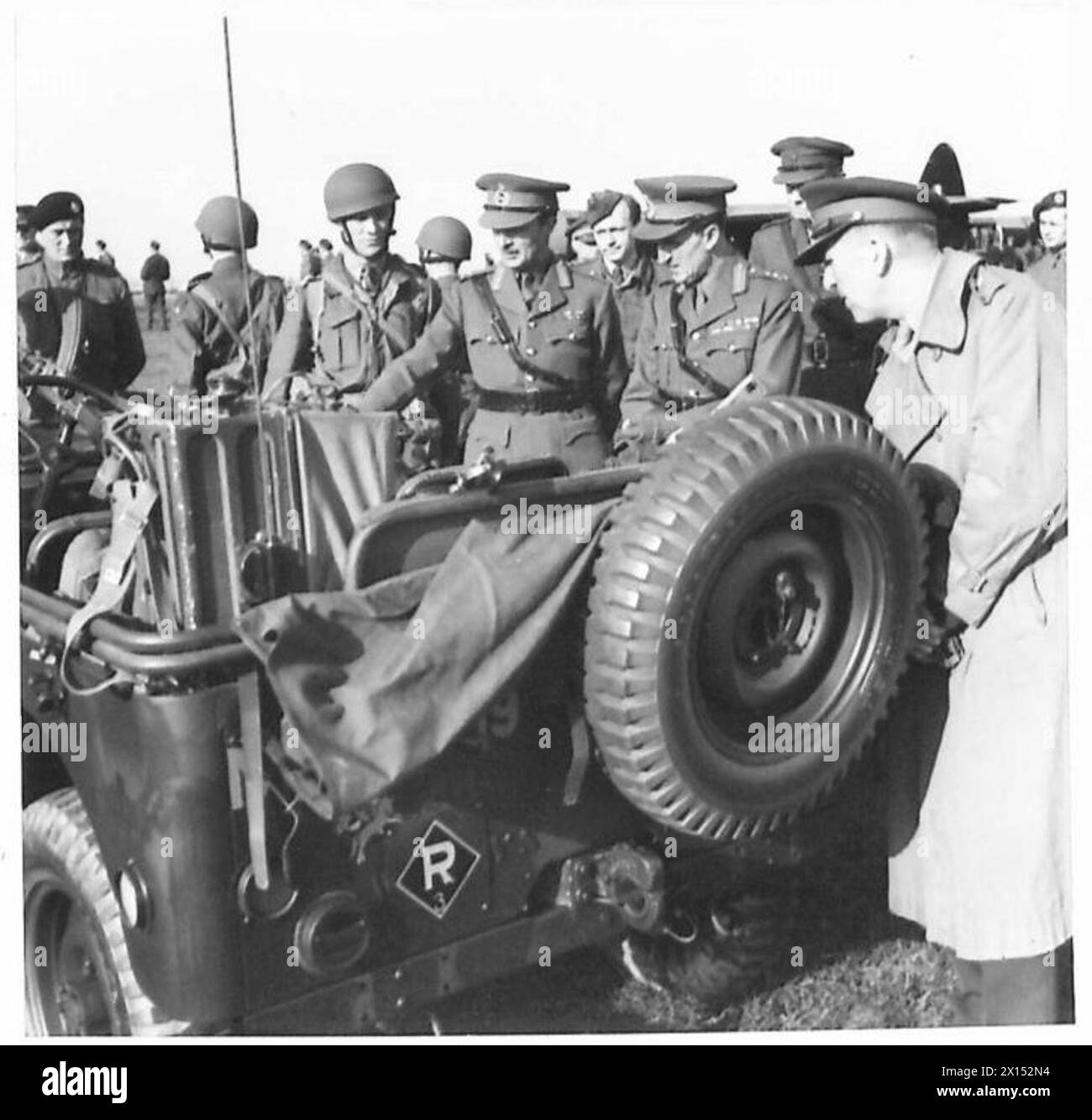 ARMY & AIR FORCE COMMANDERS WATCH AIRBORNE DIVISION DEMONSTRATION - The ...