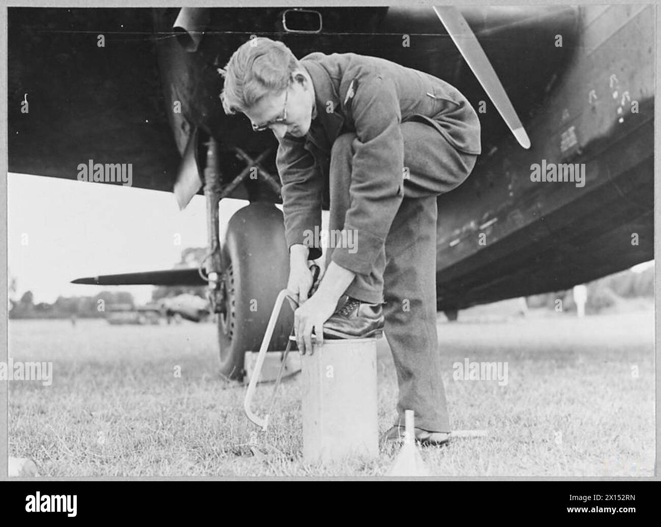 THE MEN BEHIND THE MACHINES - The rear gunner takes his seat Royal Air ...