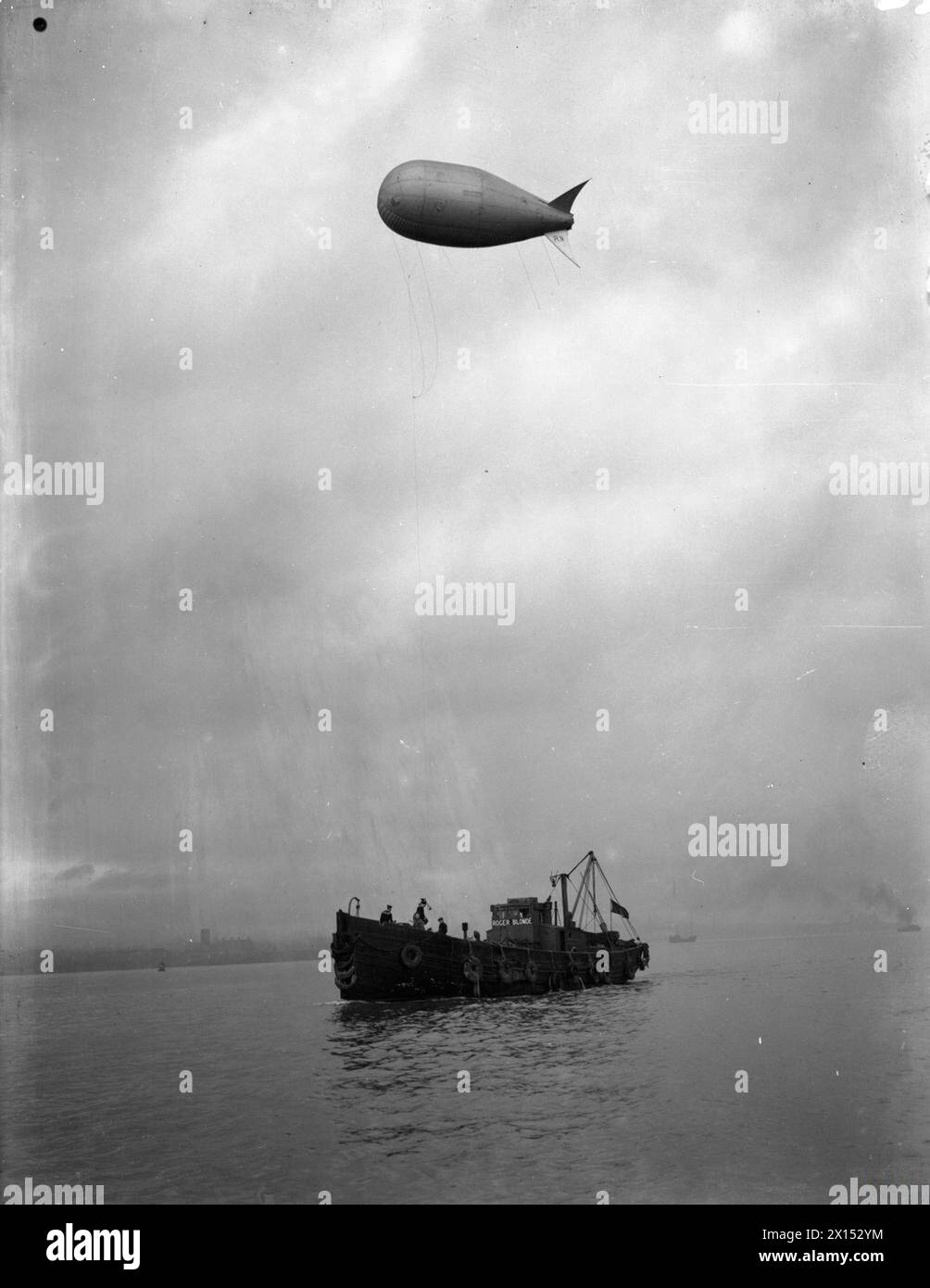 THE ROYAL NAVY DURING THE SECOND WORLD WAR - The kite balloon drifter ...
