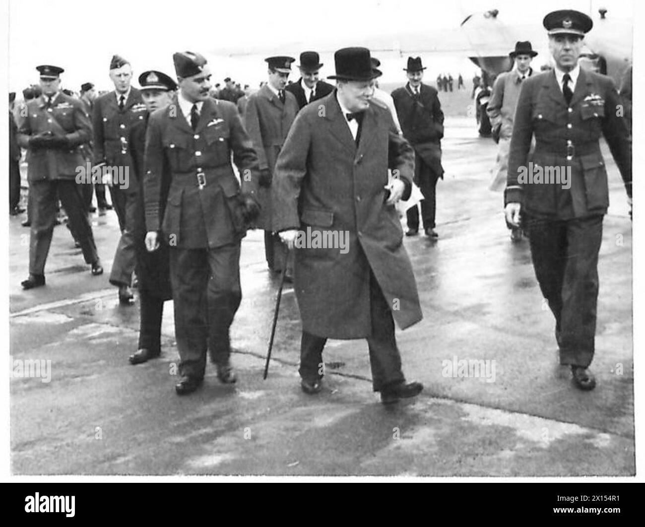 PRIME MINISTER VISITS BOMBER STATION - The Prime Minister doing his ...