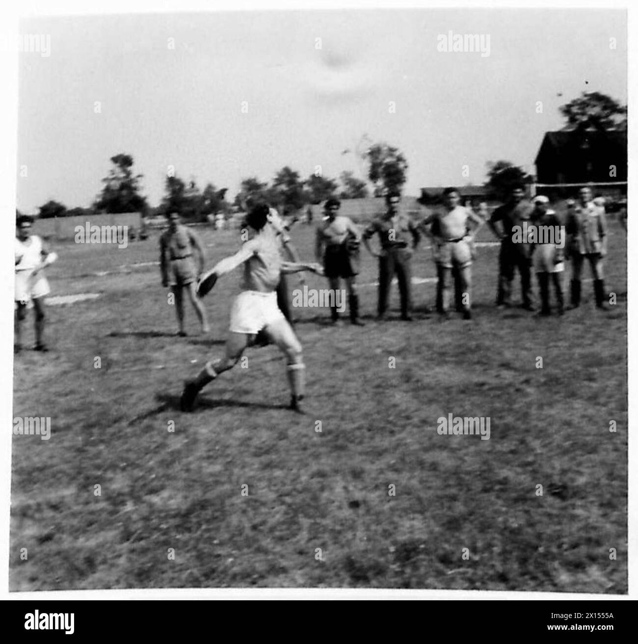 ITALIAN DISPLACED PERSONS - Throwing the discus , British Army, 21st ...
