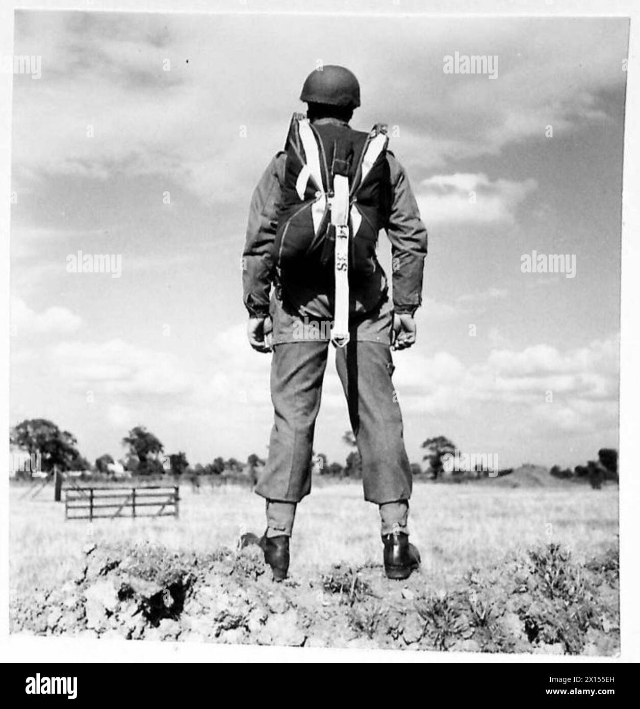 Army parachute drop Black and White Stock Photos & Images - Alamy