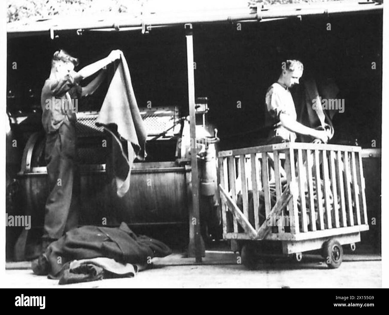 THE SOLDIERS MOBILE LAUNDRY - The laundry plant goes into 'action ...