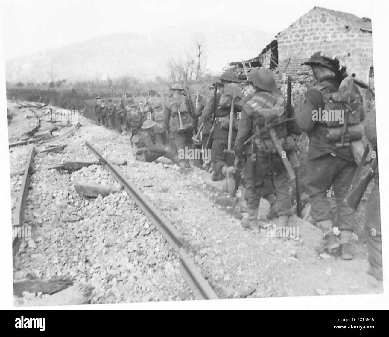 ITALY : FIFTH ARMYGARIGLIANO FRONT - Men of the 2/6 Queens Regiment ...
