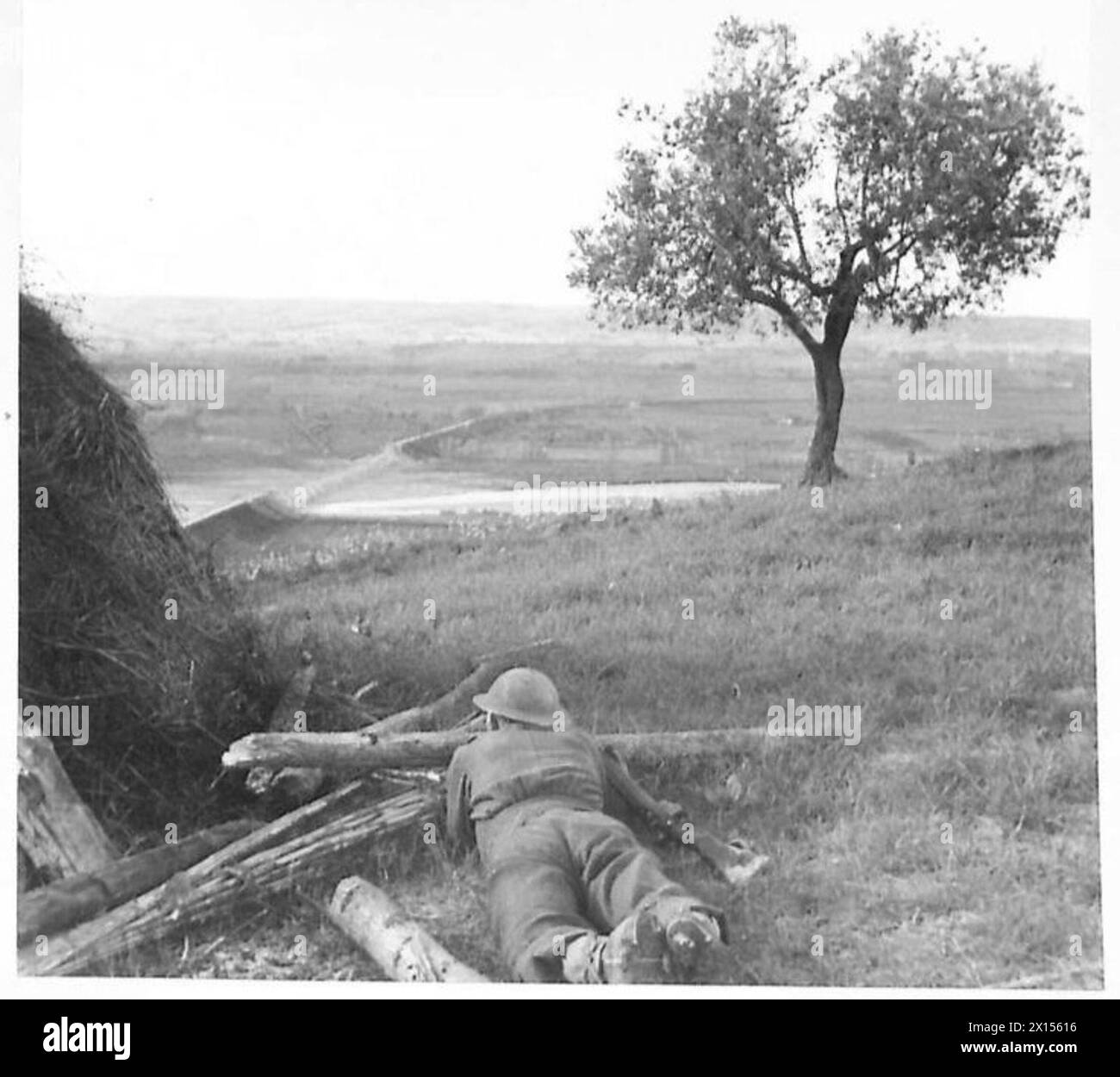 ITALY : EIGHTH ARMYBRITISH INFANTRY OVERLOOK RIVER SANGRO - Sentries ...