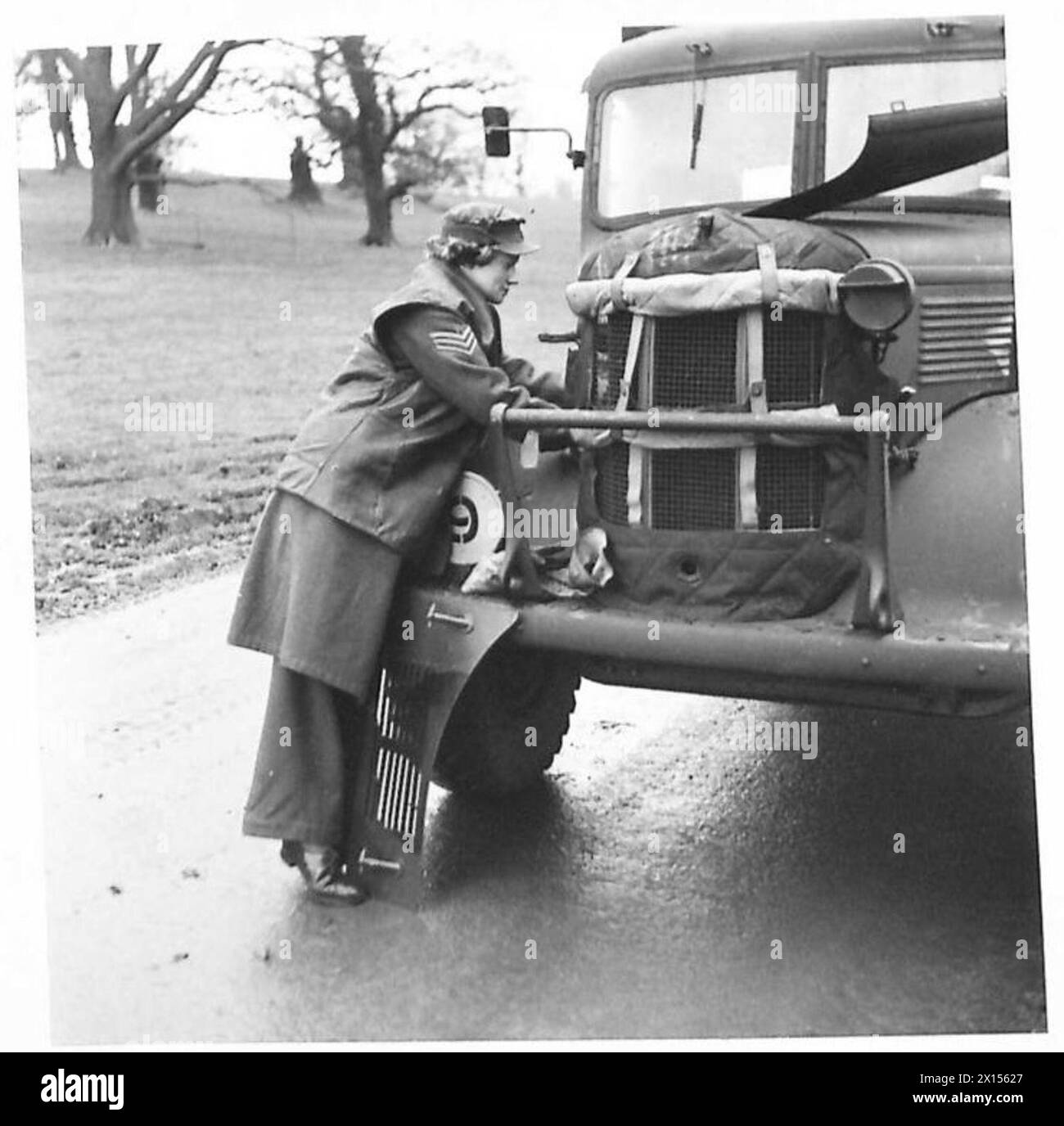 ATS CONVOY DRIVERS AND STORESWOMEN AT WORKS - An ATS convoy Sergeant ...