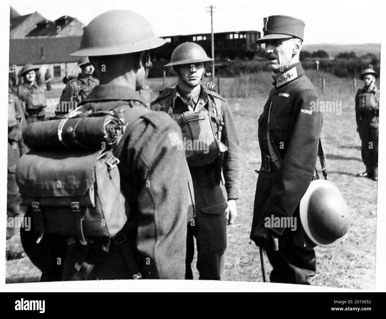 KING HAAKON VISITS NORWEGIAN FORCES - King Haakon talking to men of an ...