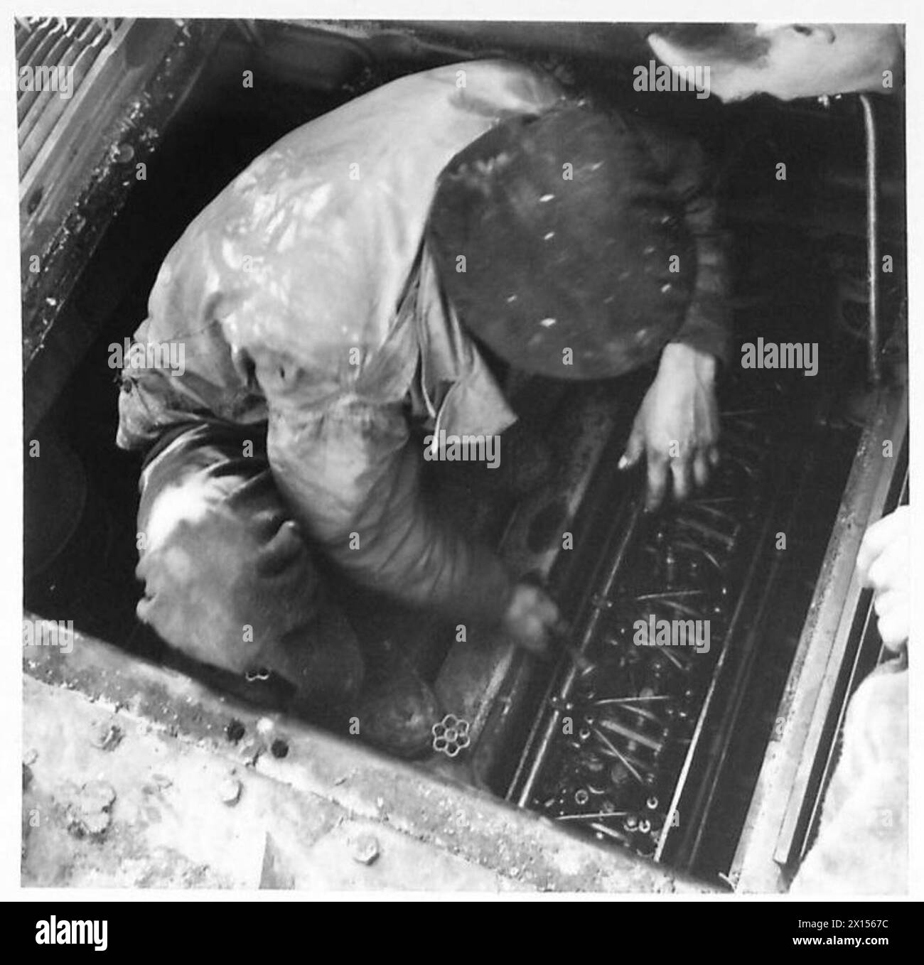 AMERICAN SHERMAN TANK REPAIRS BY R.E.M.E. - Engine adjusting , British ...