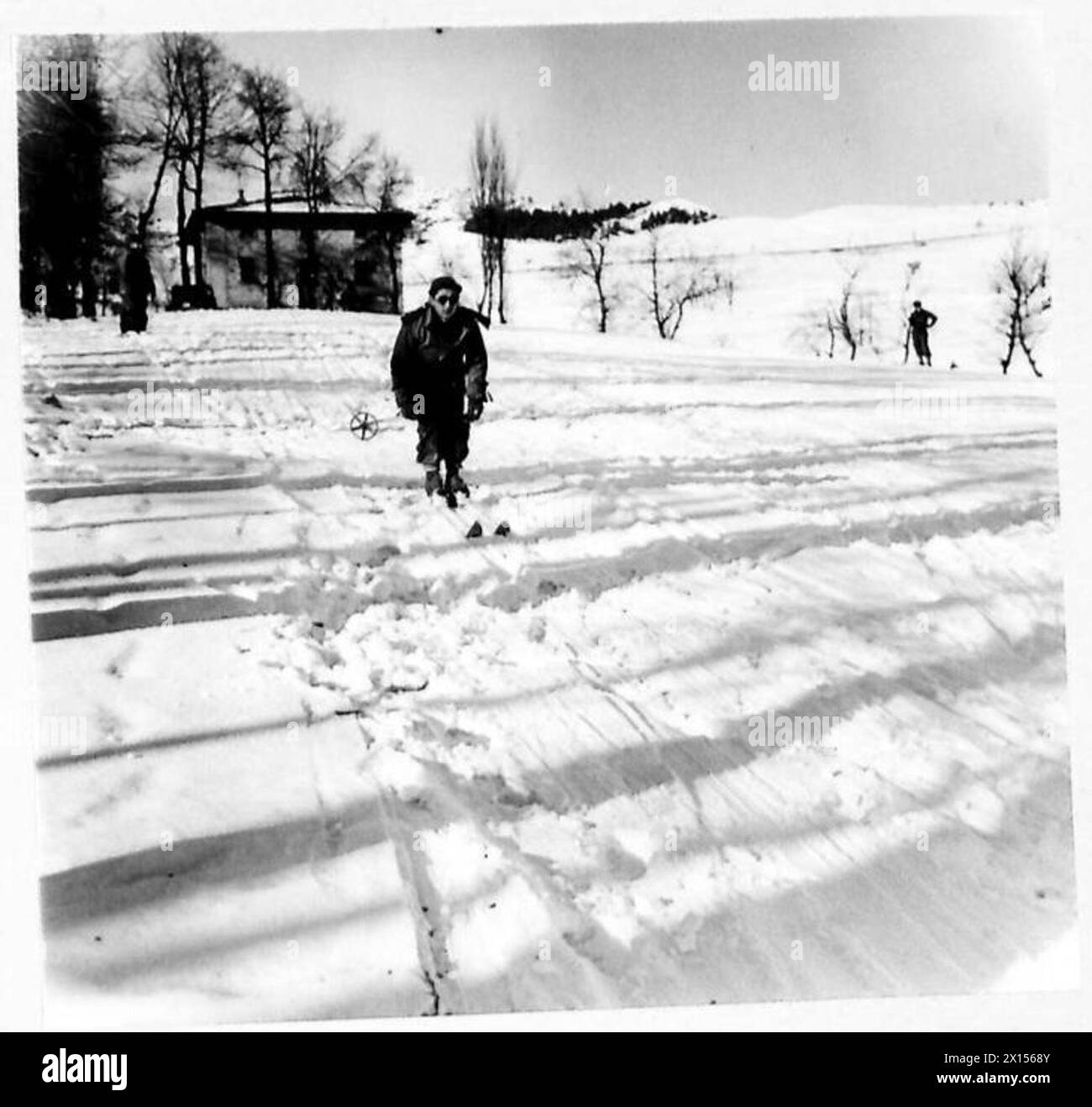 SKI-ING COURSE FOR AMERICANS - One of the learners moving at speed down ...