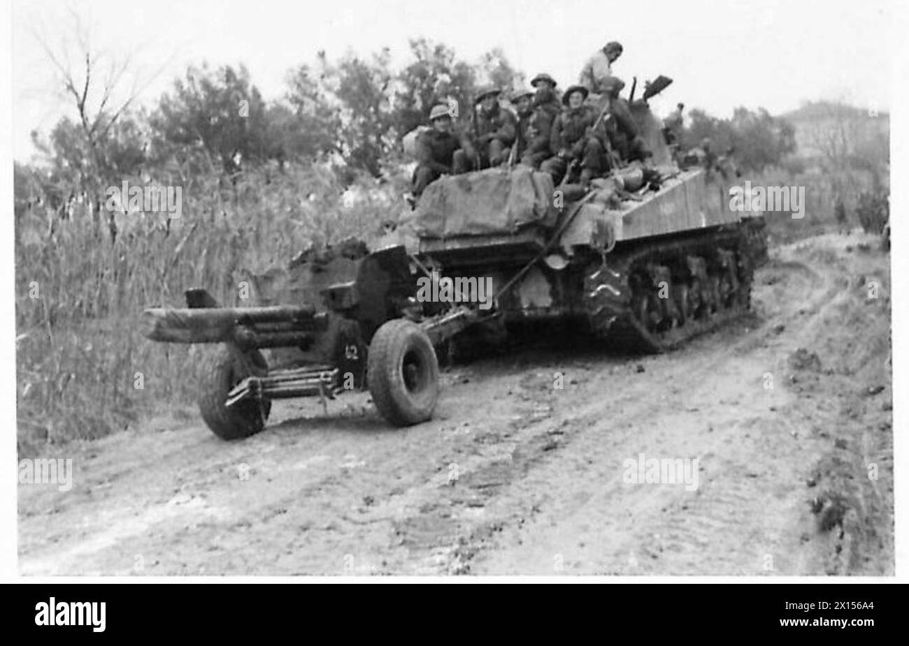 ITALY : EIGHTH ARMYCANADIANS PUSH ON TO RIVER ARIELLI - A Sherman tank ...