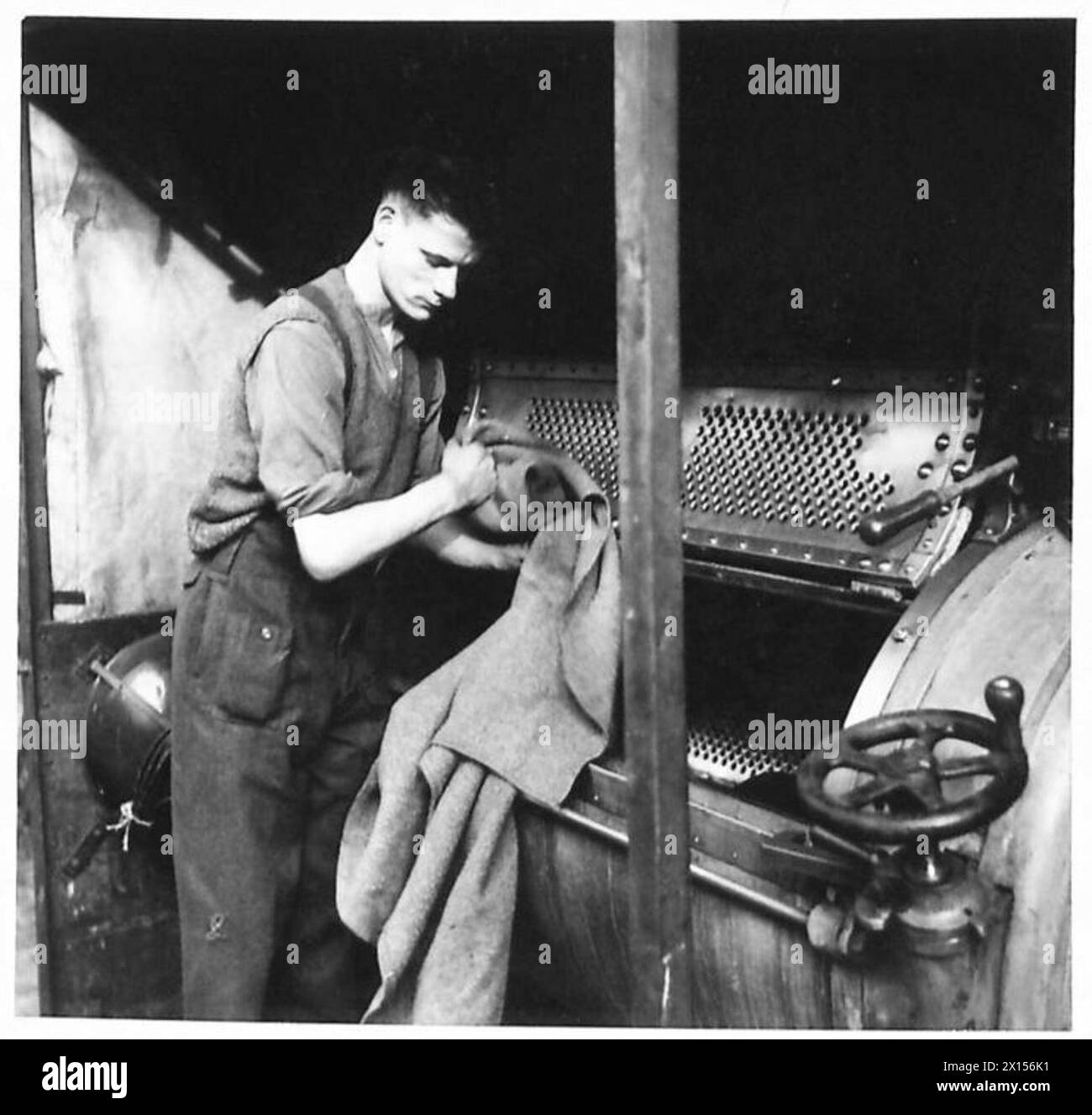 THE SOLDIERS MOBILE LAUNDRY - The laundry plant goes into 'action ...