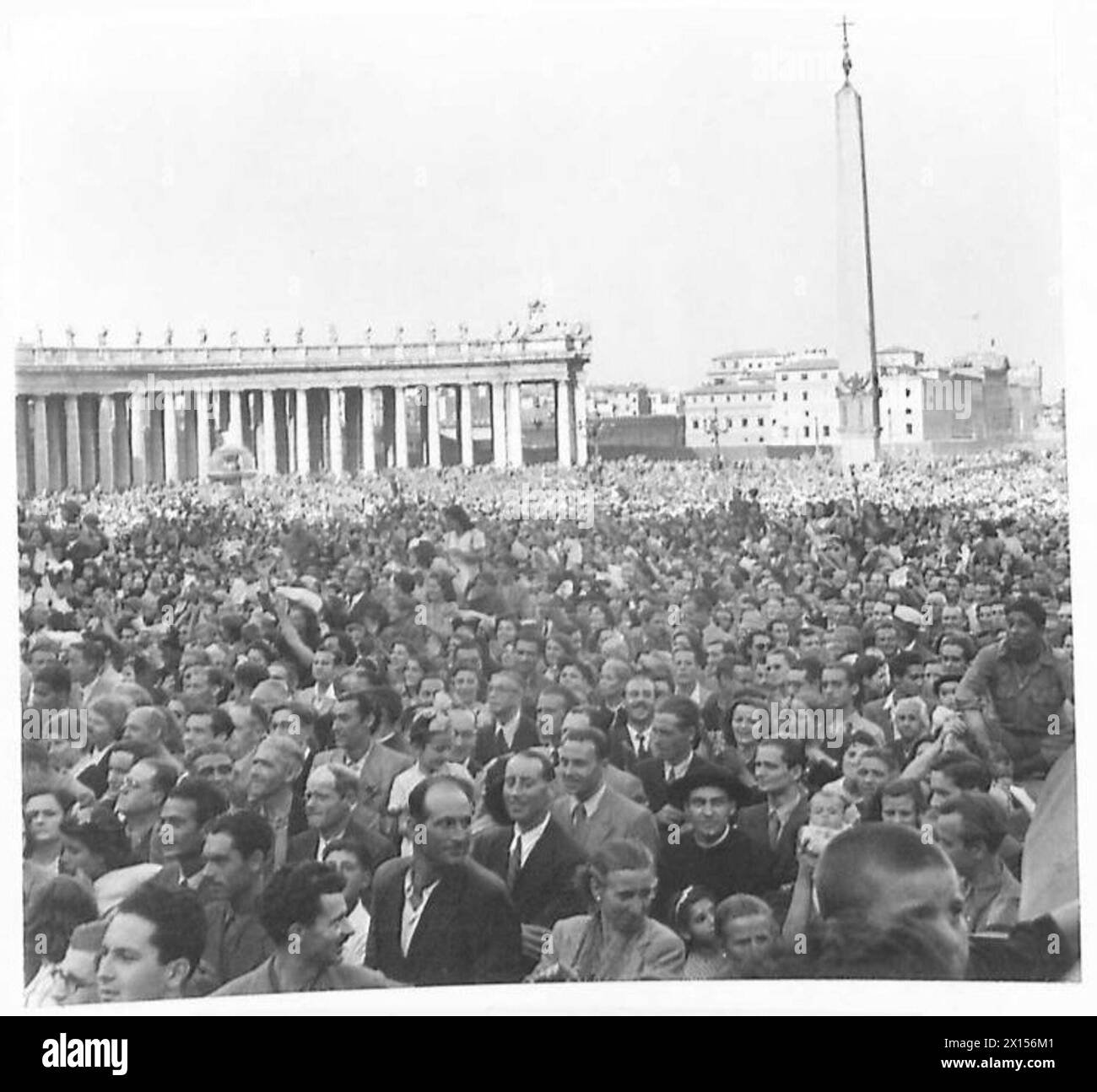 ROME : LIBERATION SCENES POPE BLESSES THE CROWD - View of the crowd as ...