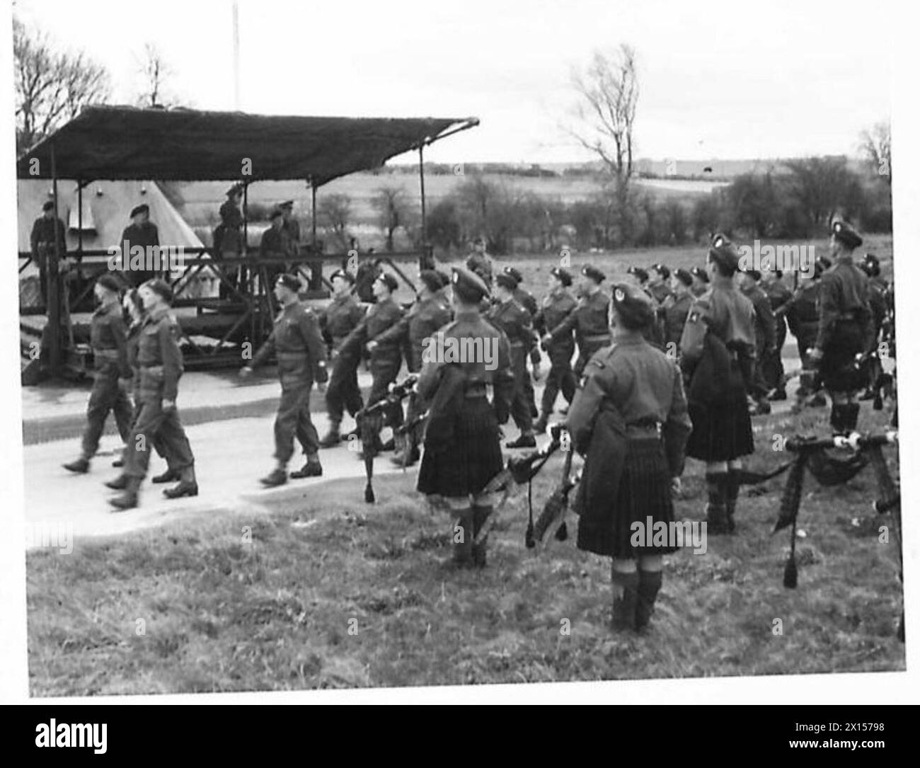 H.M. THE KING VISITS AN AIRBORNE DIVISION - H.M. the King takes the ...