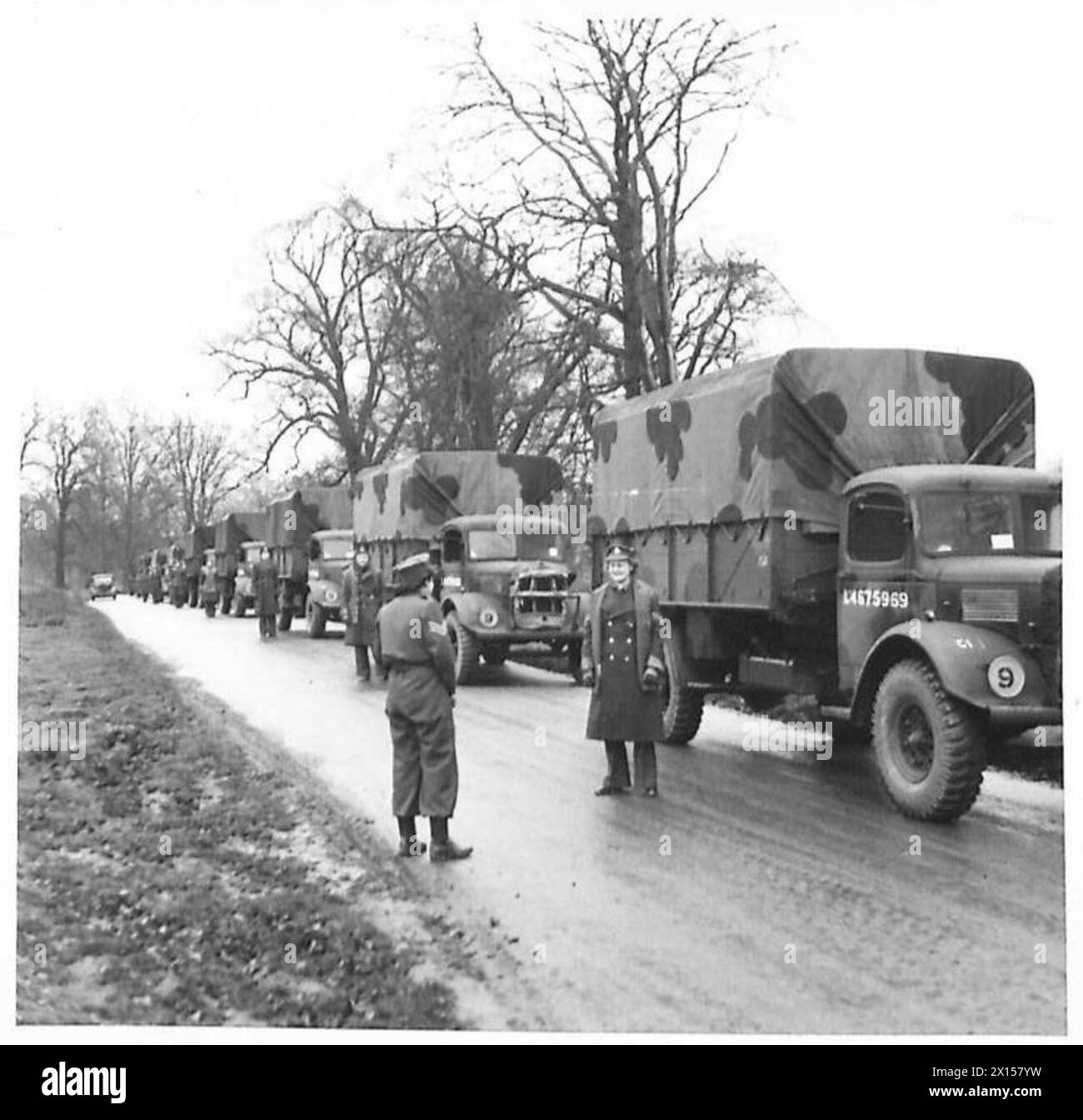 ATS CONVOY DRIVERS AND STORESWOMEN AT WORKS - An ATS Sergeant inspects ...