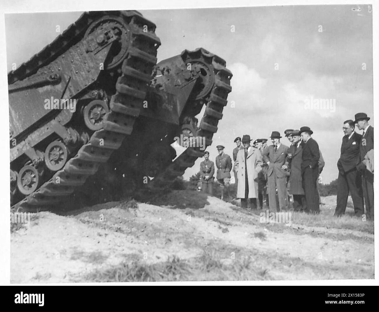 AMERICAN ORDNANCE CHIEF INSPECTS BRITISH TANKS - Major General Wesson ...