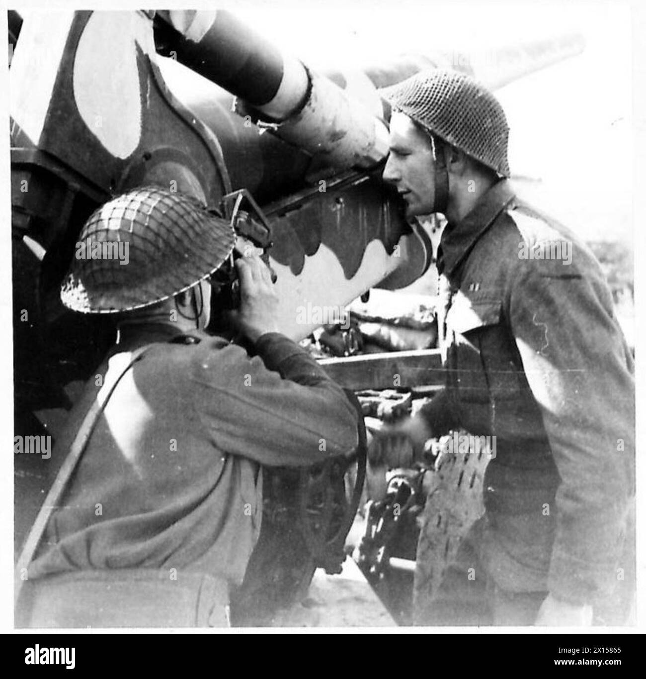 ITALY : BRITISH TROOPSUSE AMERICAN HEAVY ARTILLERY - Gnr. Shelley of ...