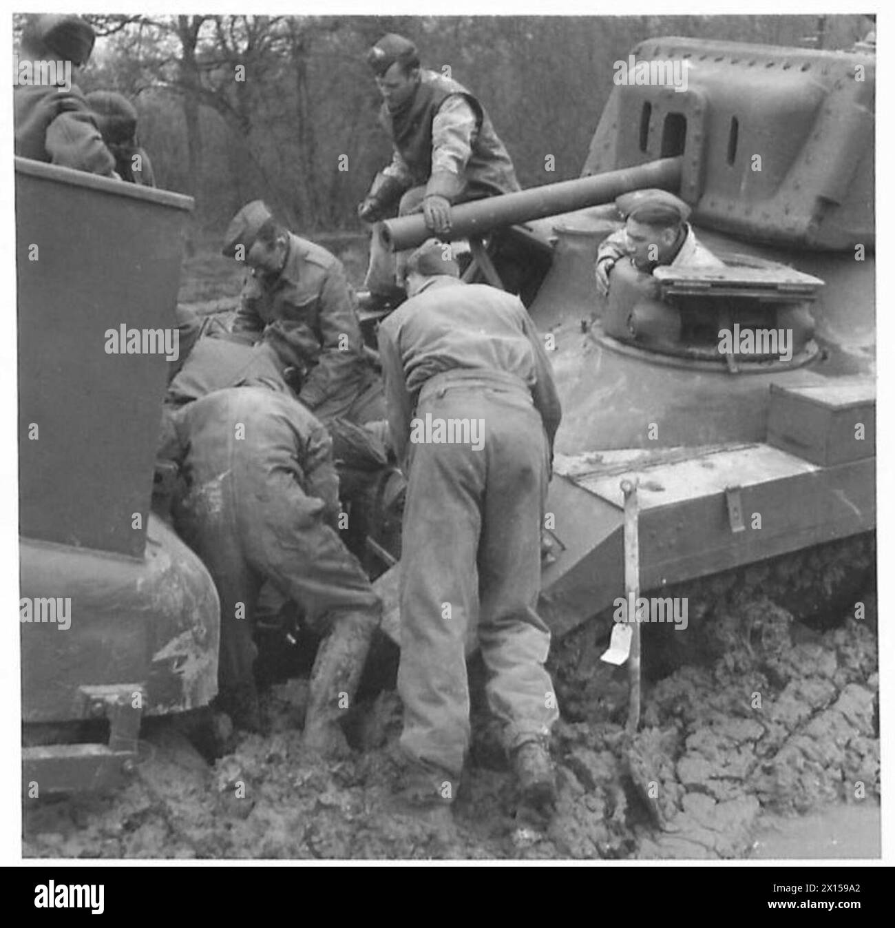 EXPERIMENTAL TANK RECOVERY SECTION ABORFIELD - Men working on a Ram ...