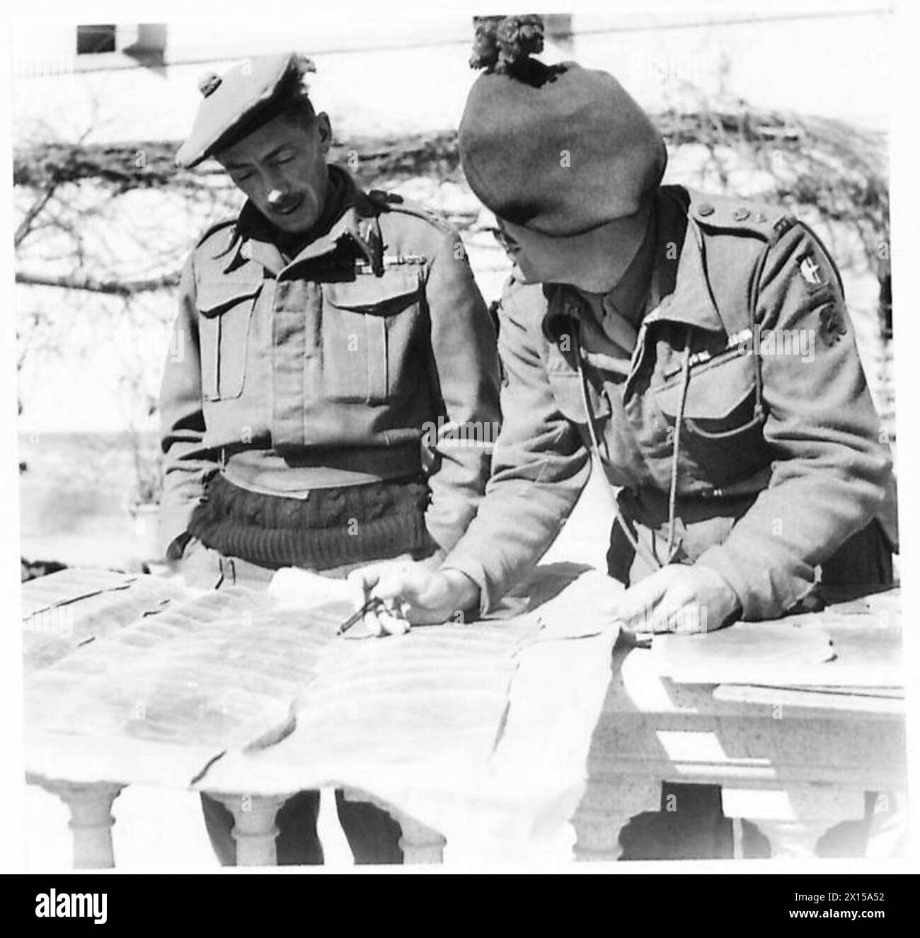 EIGHTH ARMY : VARIOUS - Major General Arbuthnott and Lieut. Col. Bredin ...