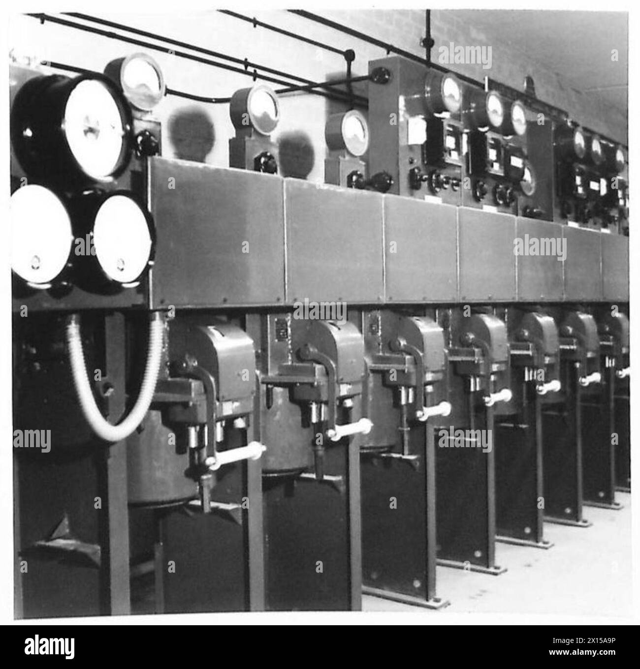 Tensioned chain hi-res stock photography and images - Alamy