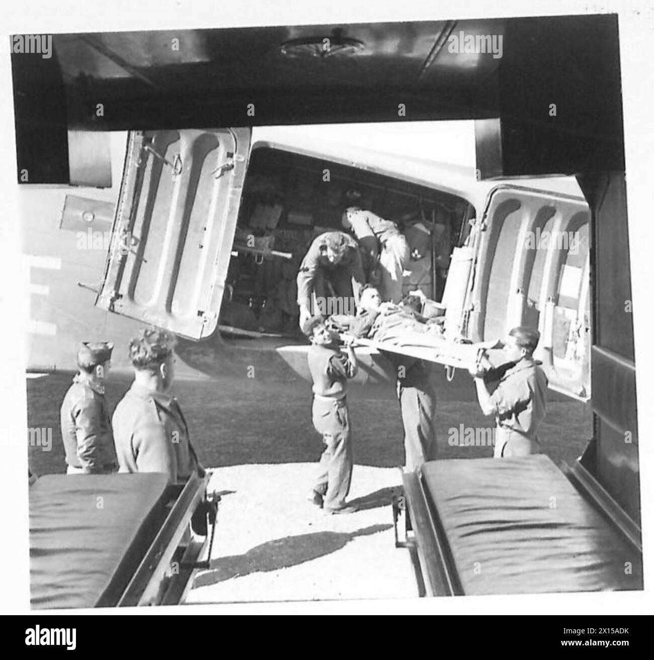 ITALY : AIR EVACUATION OF WOUNDED SOLDIERS - On arrival at El Aouina ...