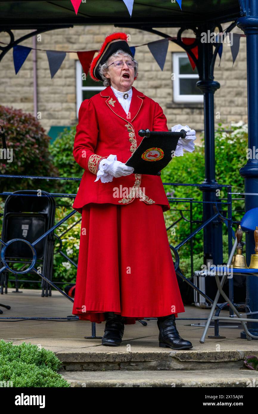 Woman speaking loudly hi-res stock photography and images - Alamy