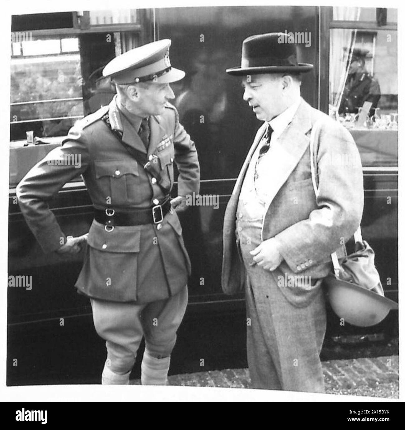 MR. MACKENZIE KING VISITS BRITAIN'S FRONT LINE - Mr. Mackenzie King ...
