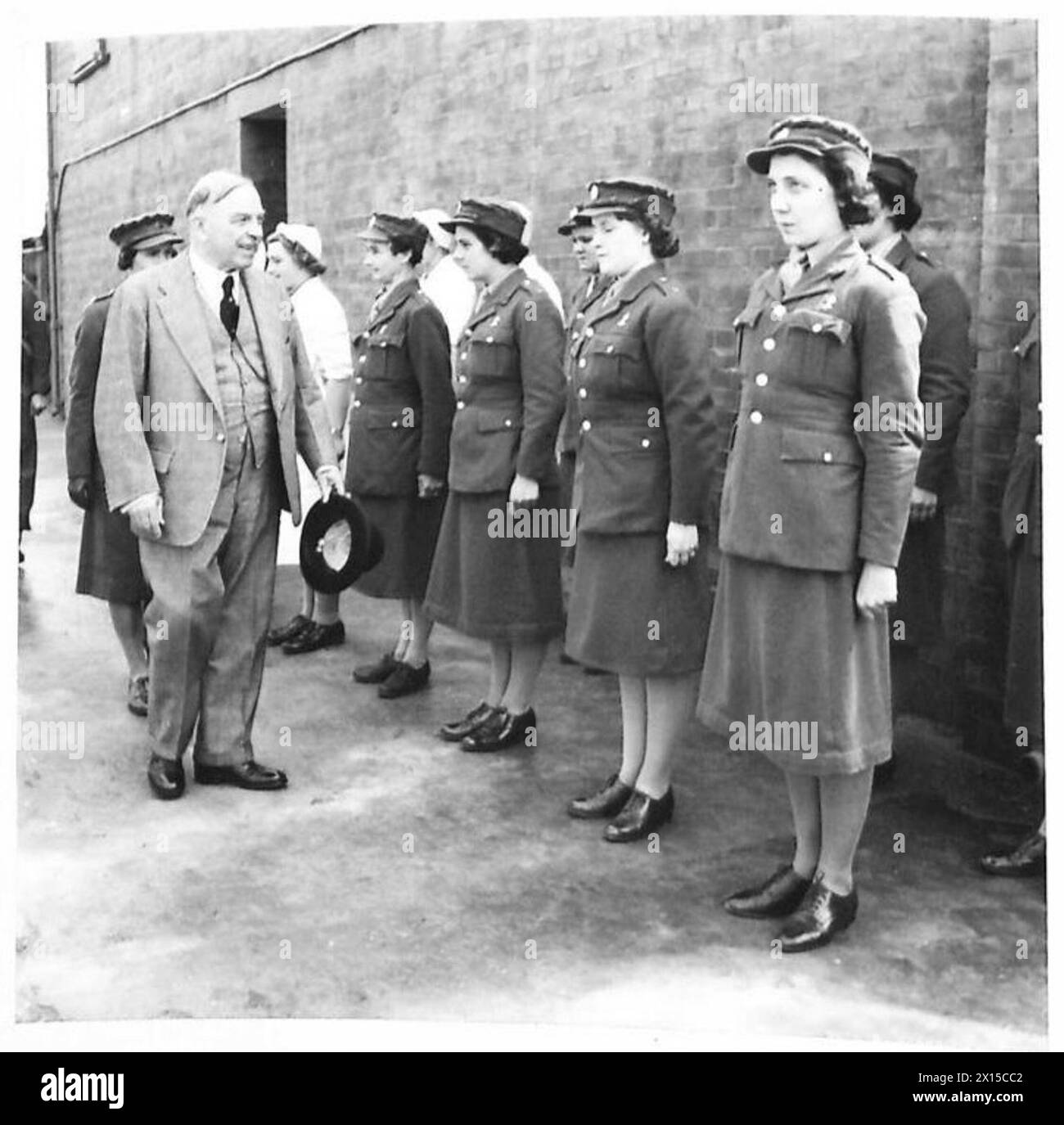 MR. MACKENZIE KING VISITS BRITAIN'S FRONT LINE - At a battery he ...