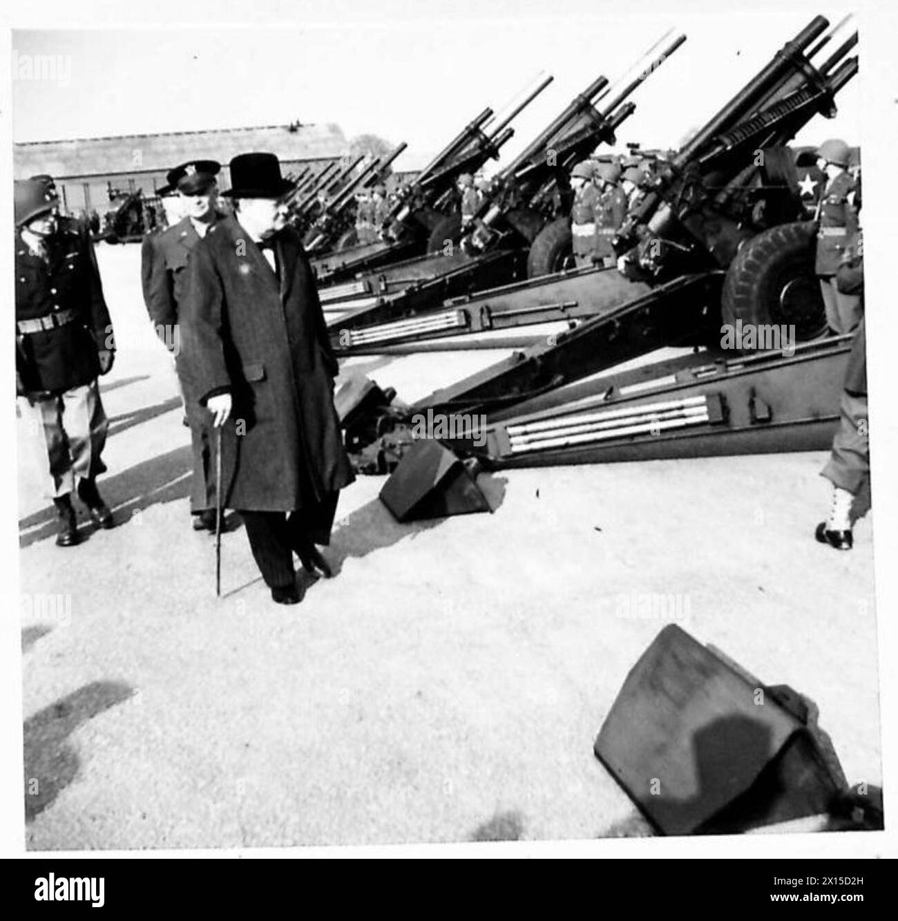 PRIME MINISTER VISITS AMERICAN TROOPS - The Prime Minister followed by ...