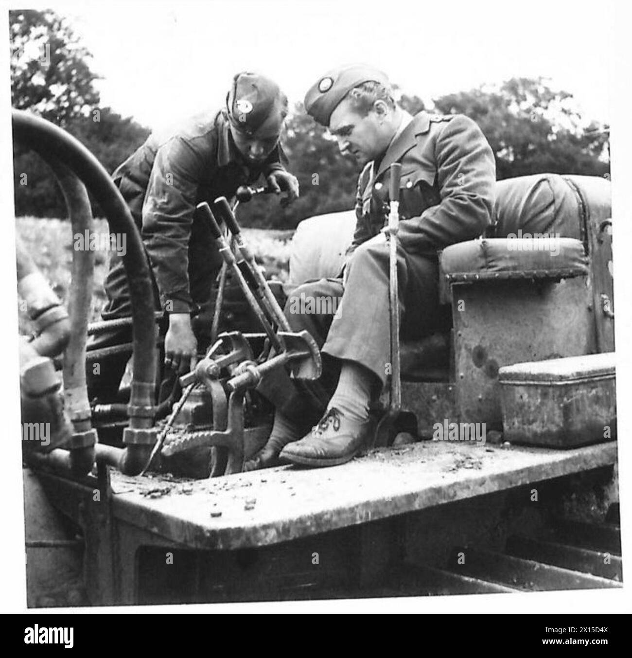 WAR CORRESPONDENTS VISIT ARMY TRACTOR SCHOOL - Mr. Stead of "The ...