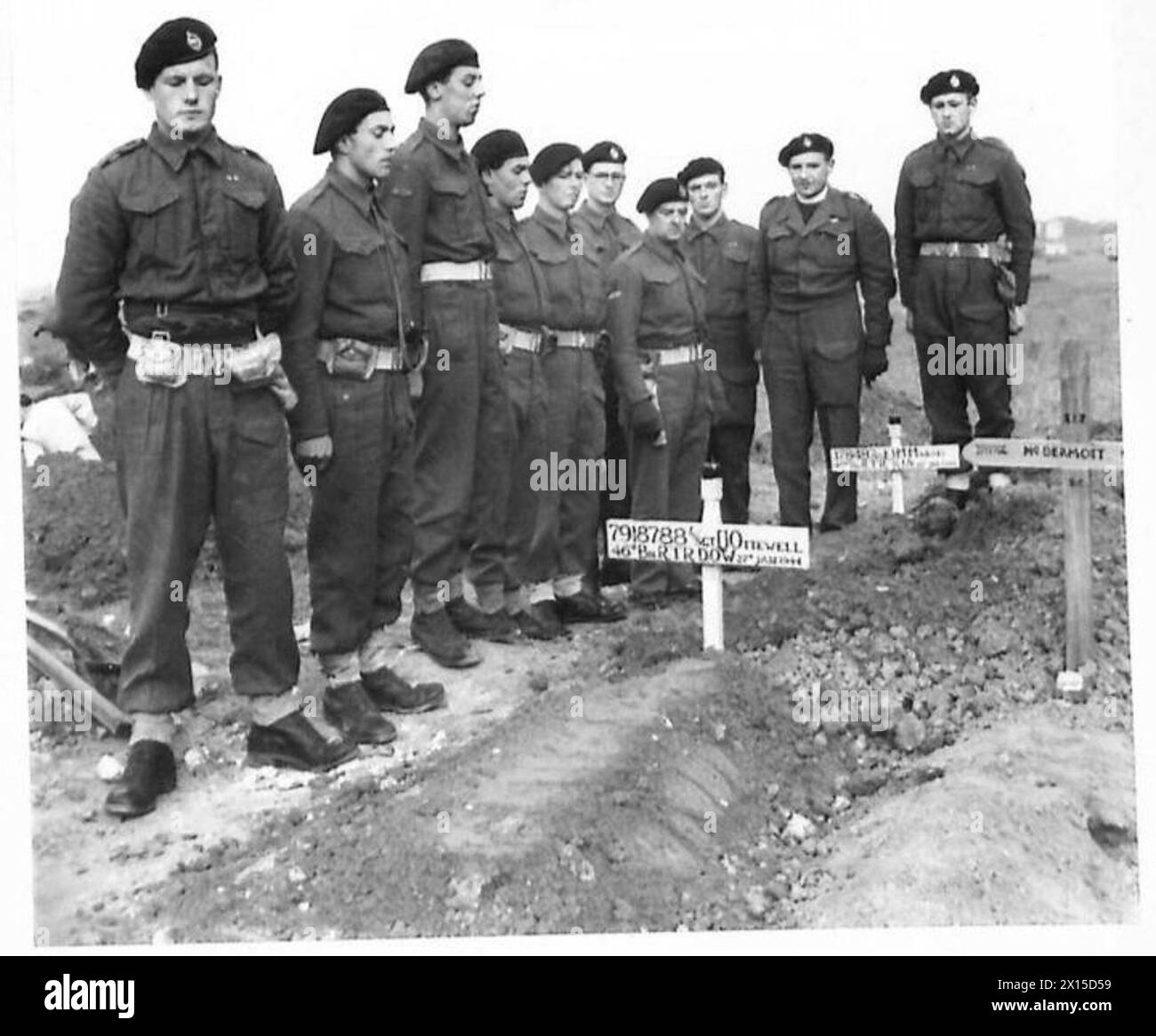 FIFTH ARMY : ANZIO BRIDGEHEAD - Officers and men of the 46 R.T.R. at the graveside of comrades ...