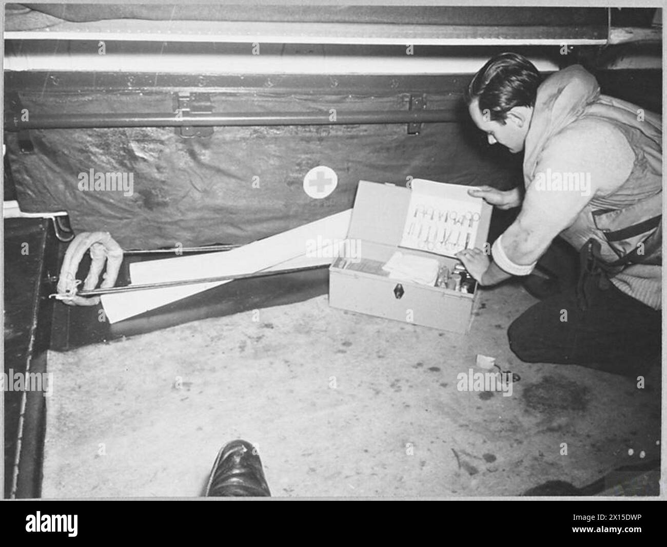 AIR/SEA RESCUE SERVICE IN ACTION - 7568 The medical orderly getting his ...