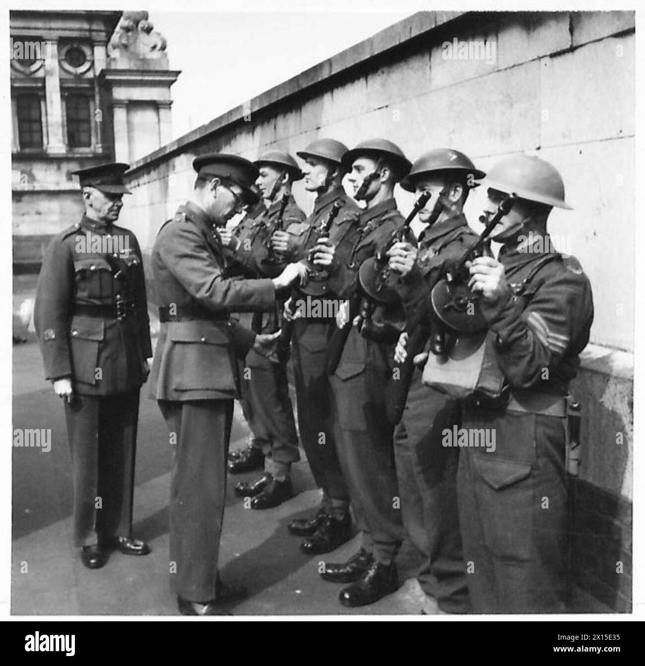 WAR OFFICE DEFENCE STAFF - Tommy gun inspection of members of the War ...
