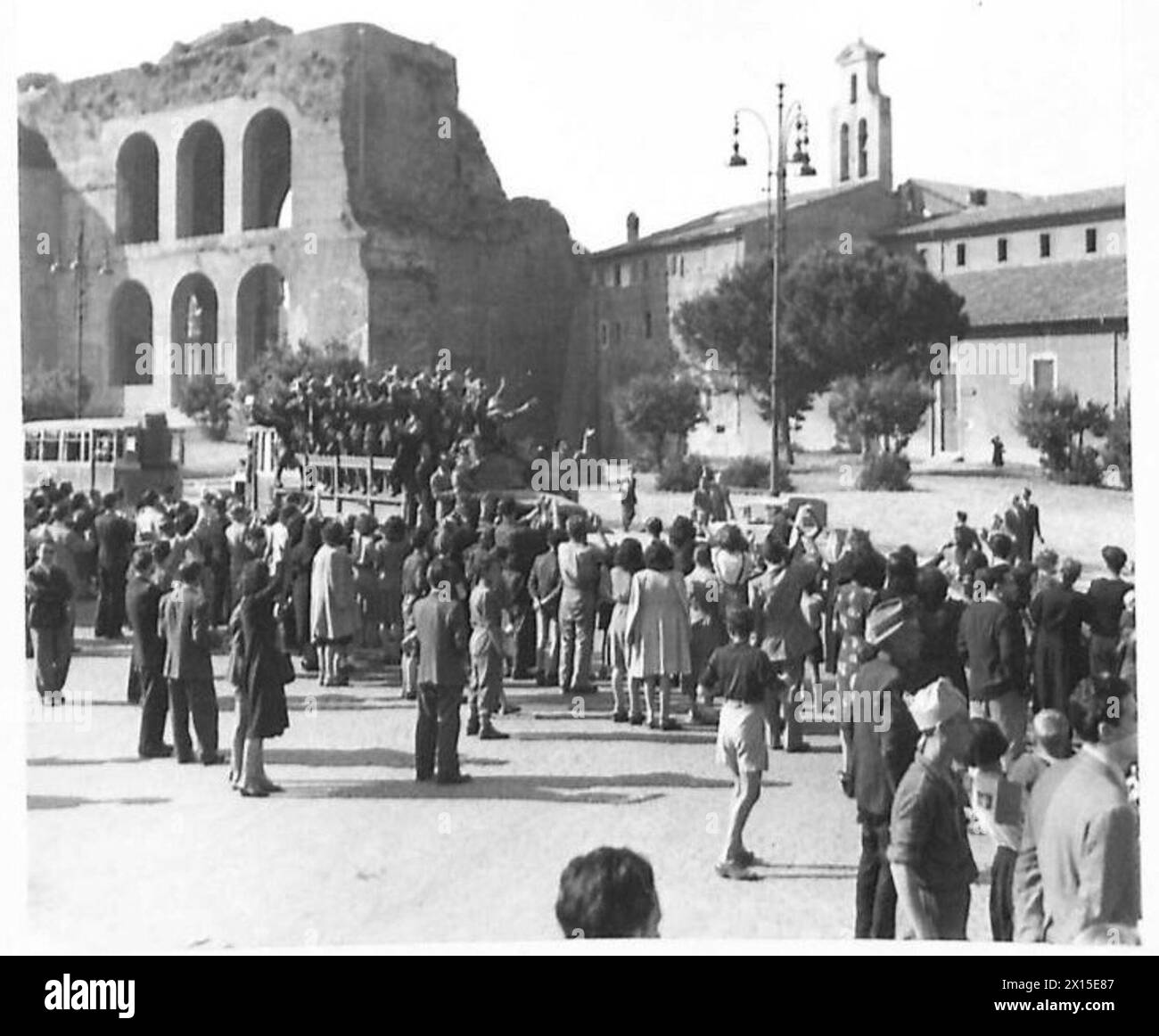 ROME : LIBERATION SCENES - Citizens cheer as Carabinieri arrive in the ...