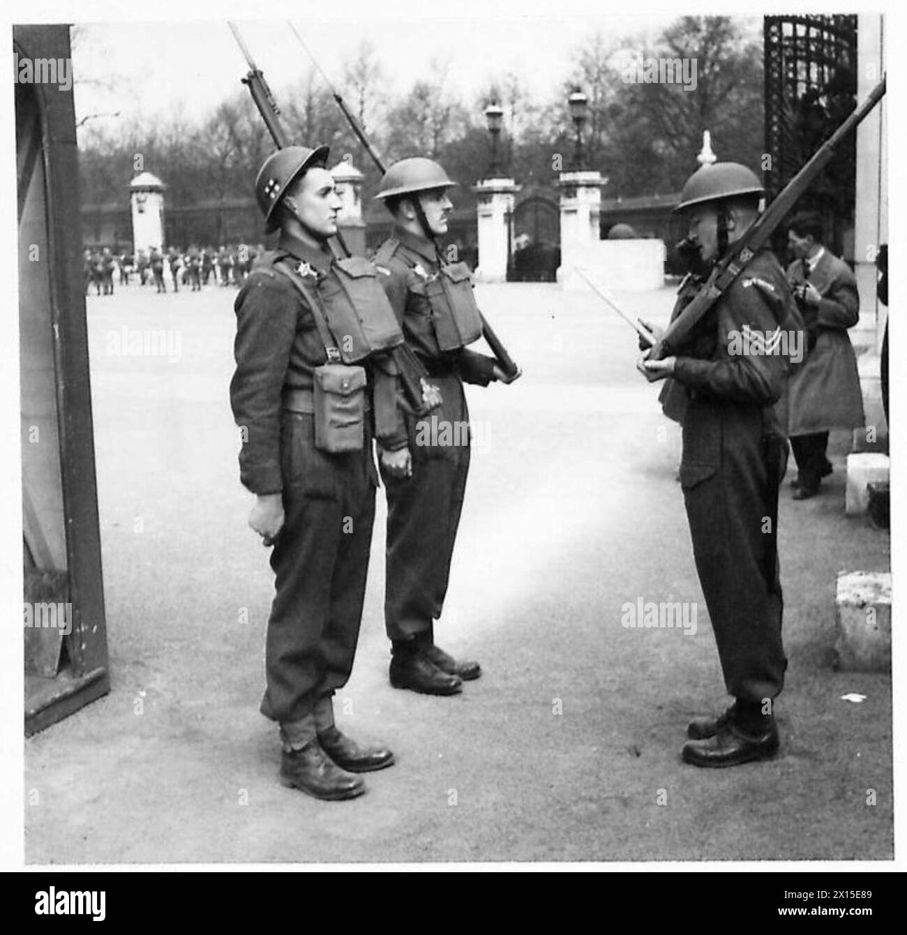 Sentry of the grenadier guards Black and White Stock Photos & Images ...