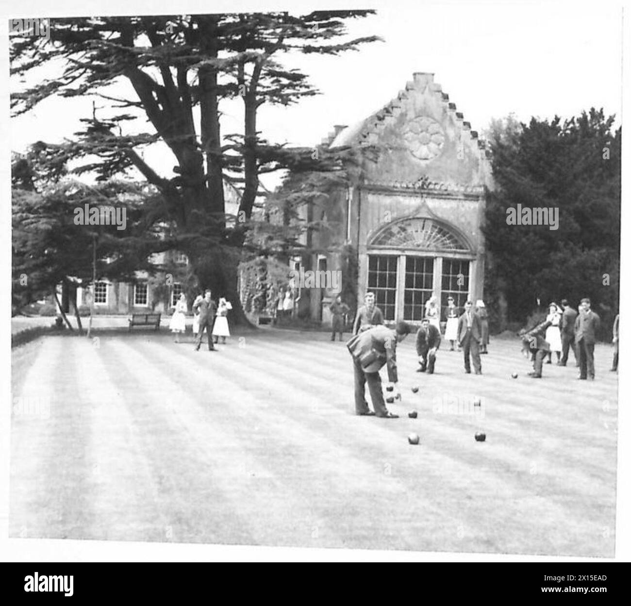 BEAUTIFUL COUNTRY HOUSES AS CONVALESCENT HOMES - Patients play a game ...