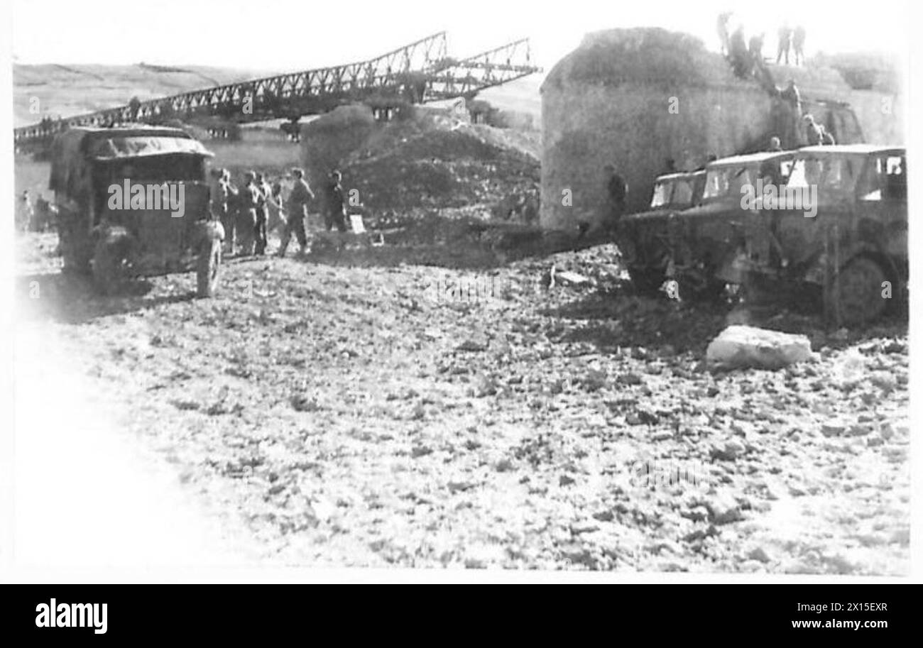 ITALY : EIGHTH ARMY - The launching nose of the bridge slowly advances ...