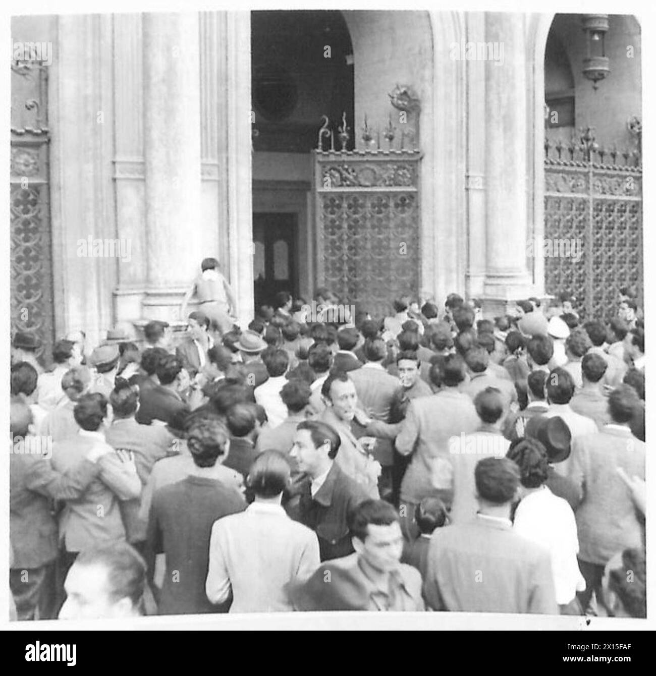 ROME : LIBERATION SCENES - A crowd fighting to see Fascist soldiers who ...