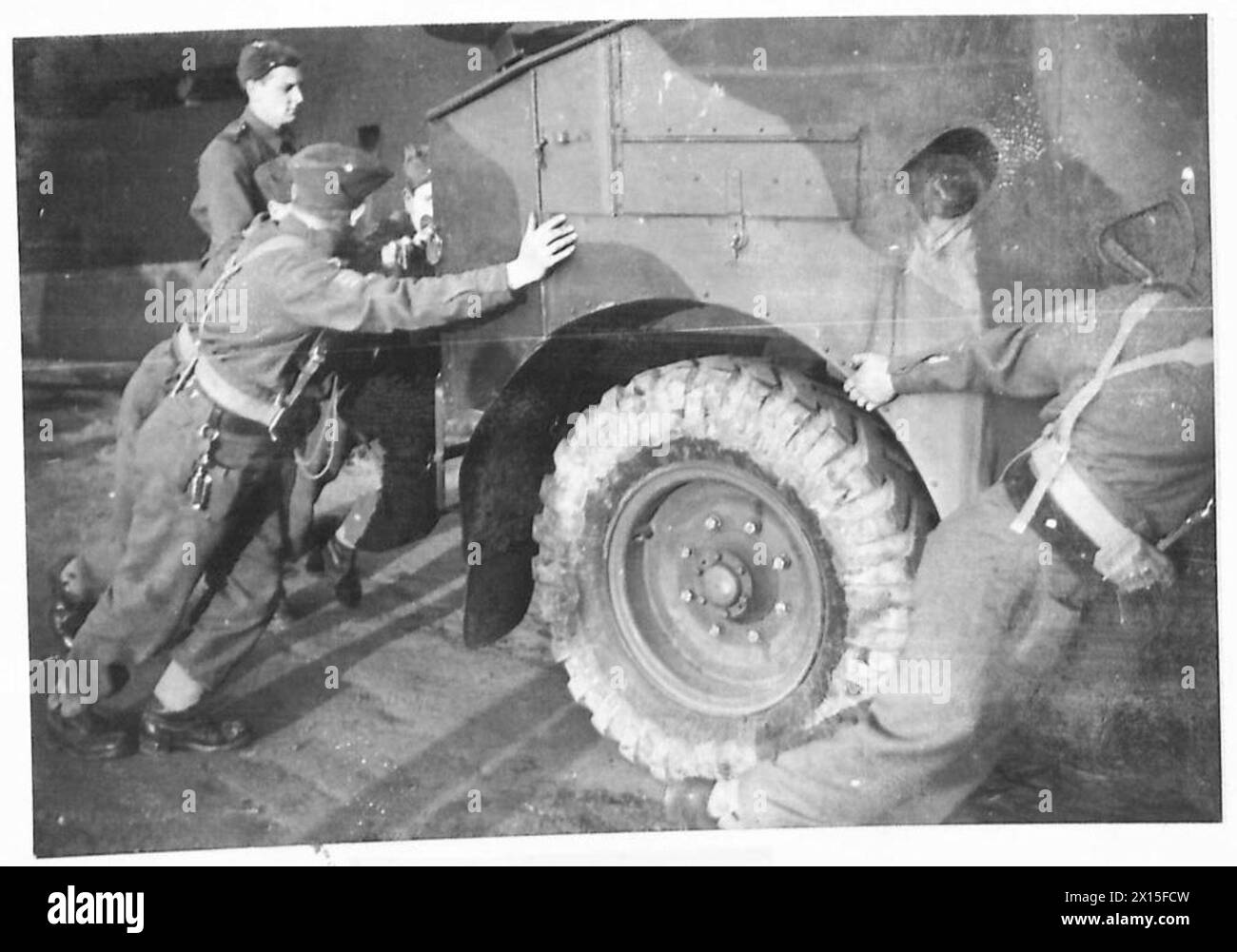 BRITISH AND CANADIAN TROOPS IN ICELAND - Artillerymen loading gear at ...