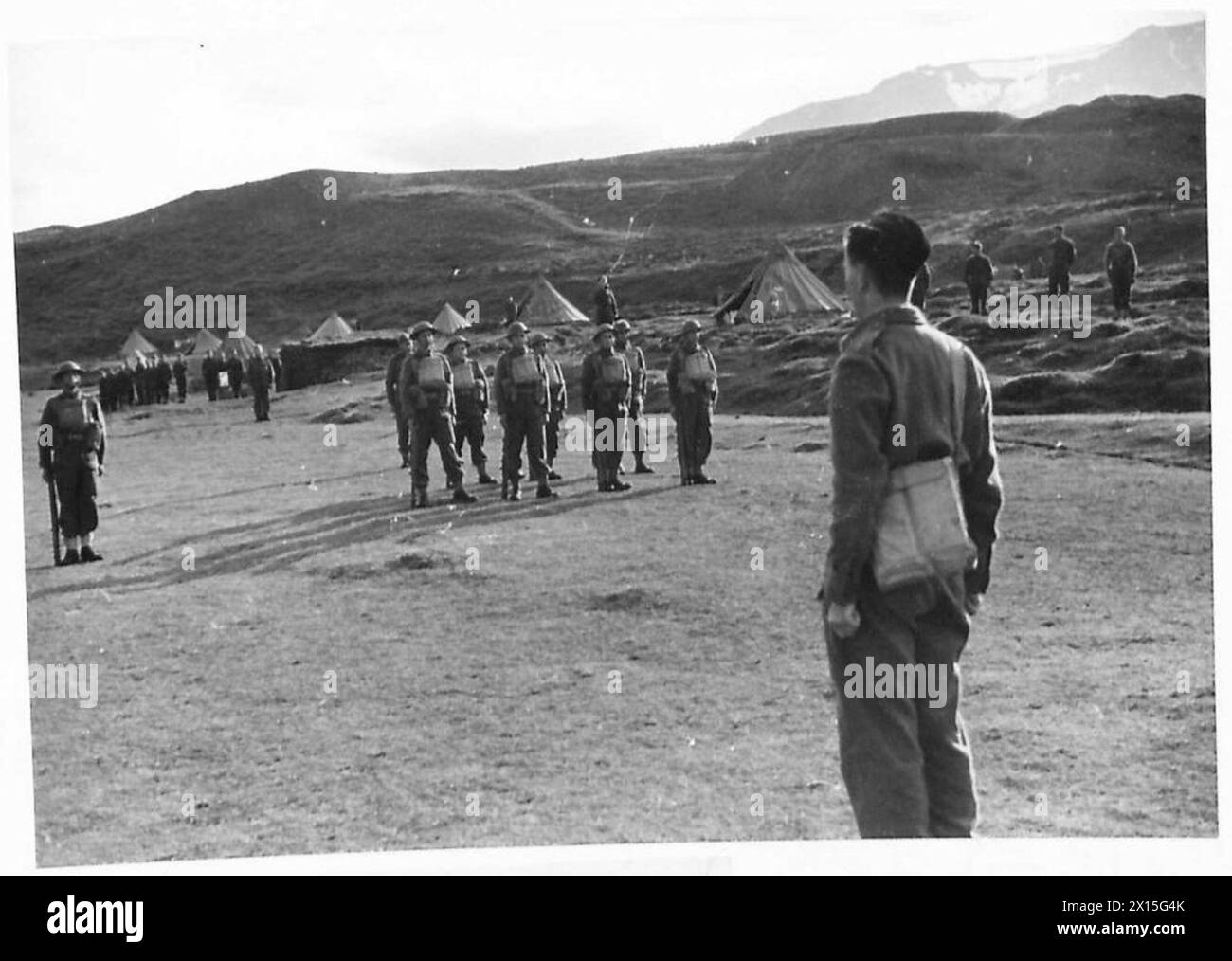 BRITISH AND CANADIAN TROOPS IN ICELAND - The Lincolns mount guard at ...