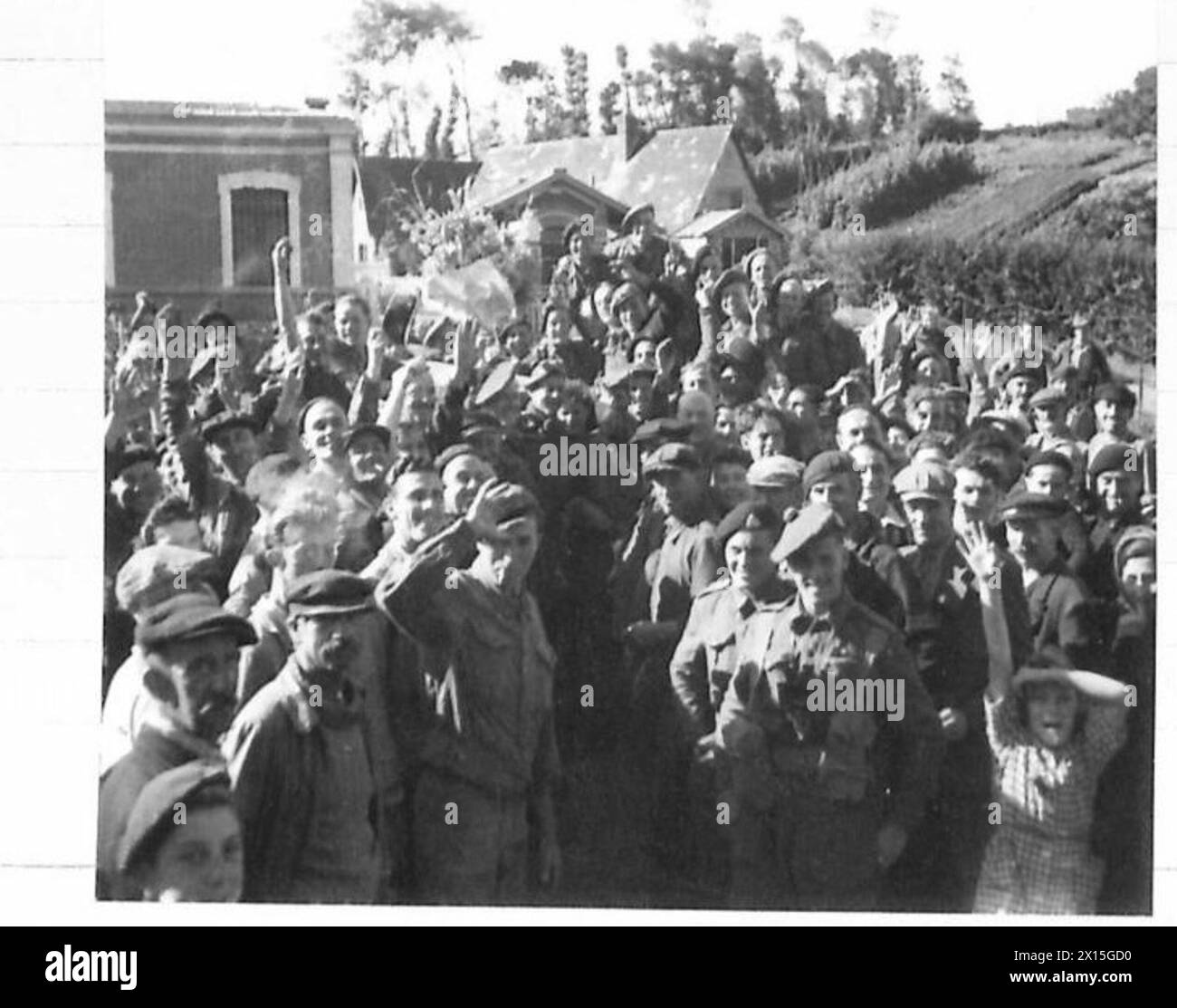 51ST HIGHLAND DIVISION COMES BACK TO ST. VALERY - Civilians and men of ...